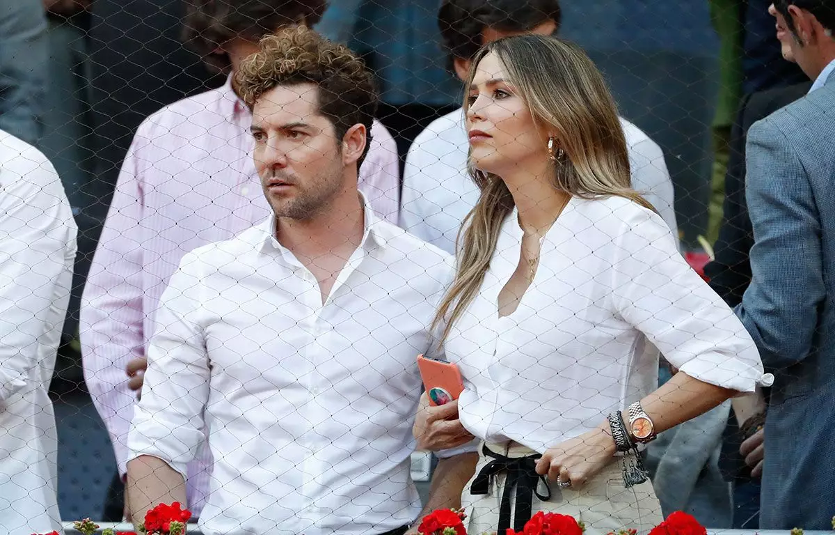 David Bisbal اور Rosanna Zanetti نے چھوٹے Matteo کو گھر پر چھوڑ دیا ہے اور Mutua Madrid Open میں ان دونوں کے لیے صرف چند گھنٹے گزارے ہیں۔