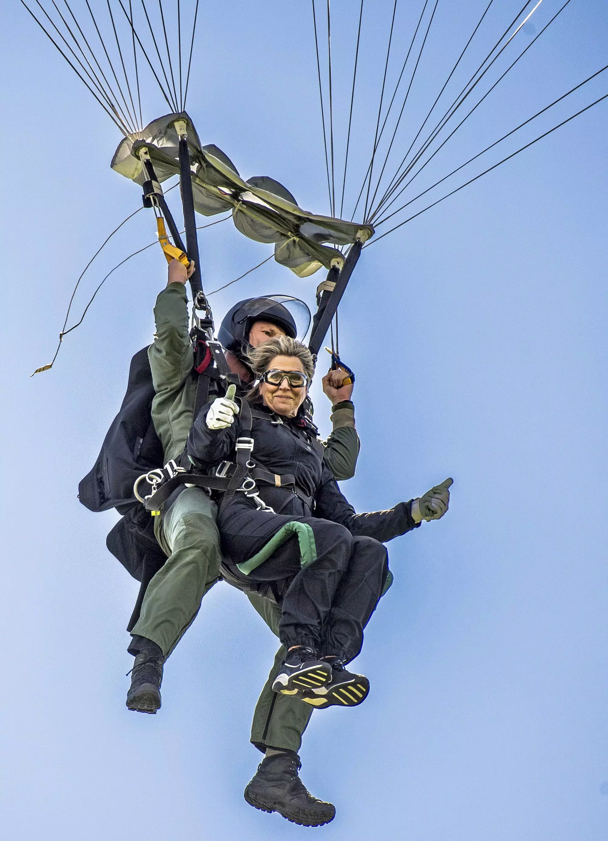 Дружина короля Нідерландів Вільгельма стрибає з парашутом у військову школу