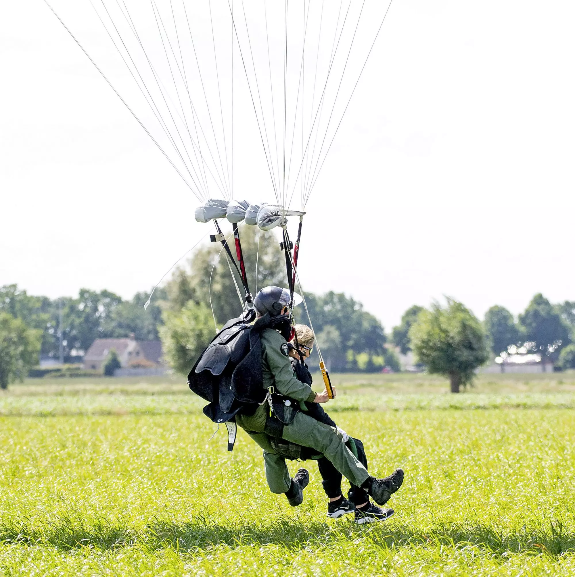 Дружина короля Нідерландів Вільгельма стрибає з парашутом у військову школу