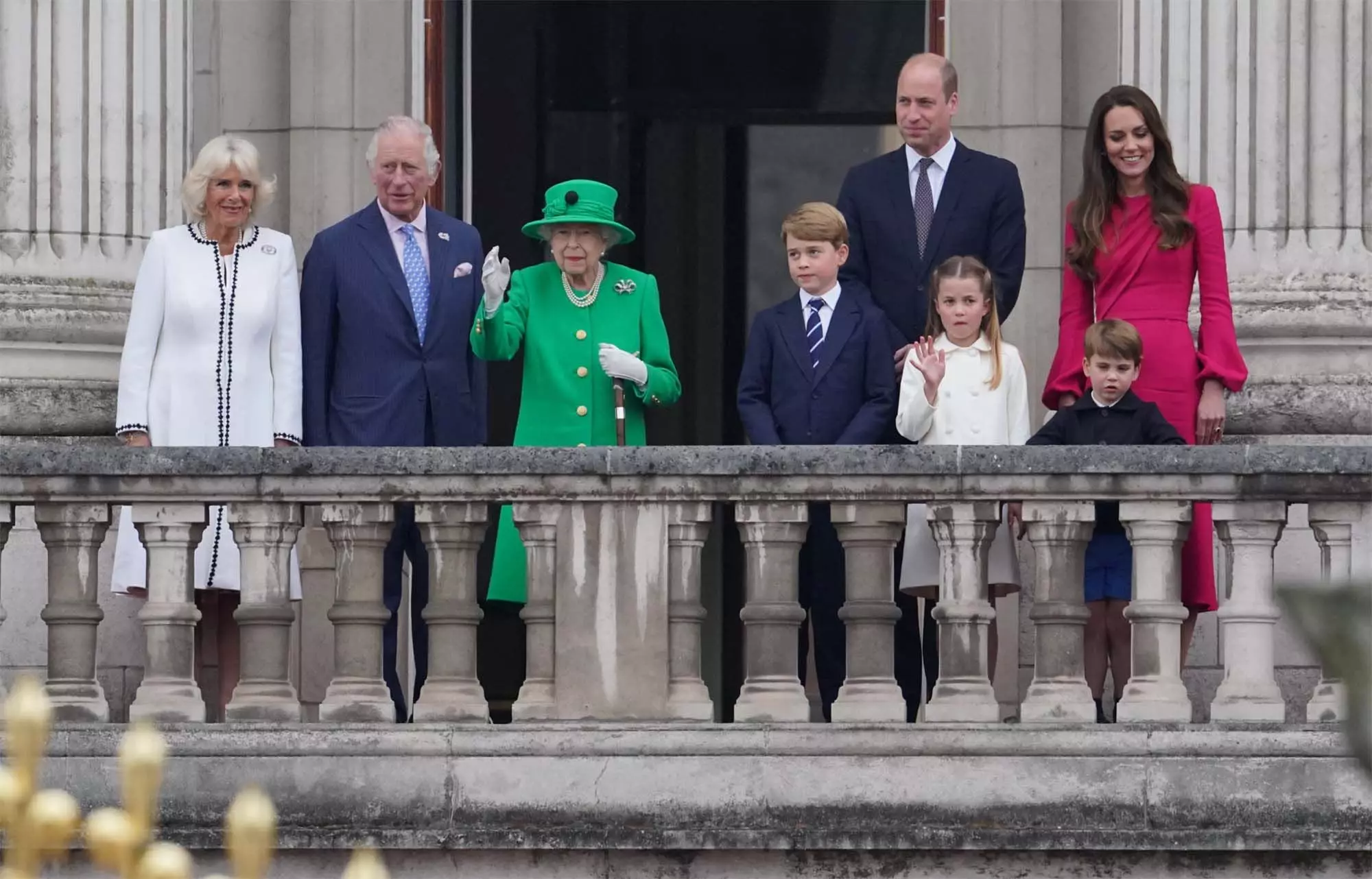ratu elizabeth ii ombak ti istana Buckingham di ahir perayaan jubileum na