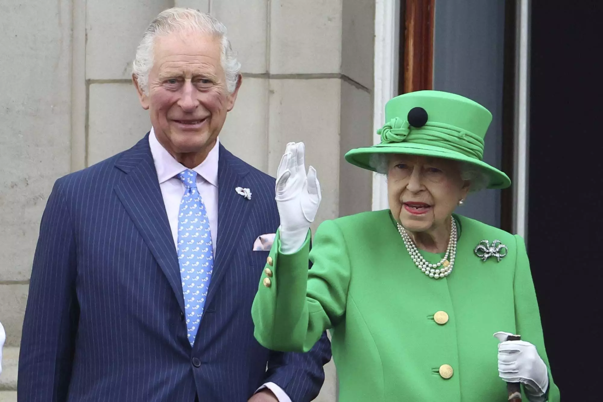 ratu elizabeth ii ombak saka istana Buckingham ing pungkasan perayaan jubilee dheweke
