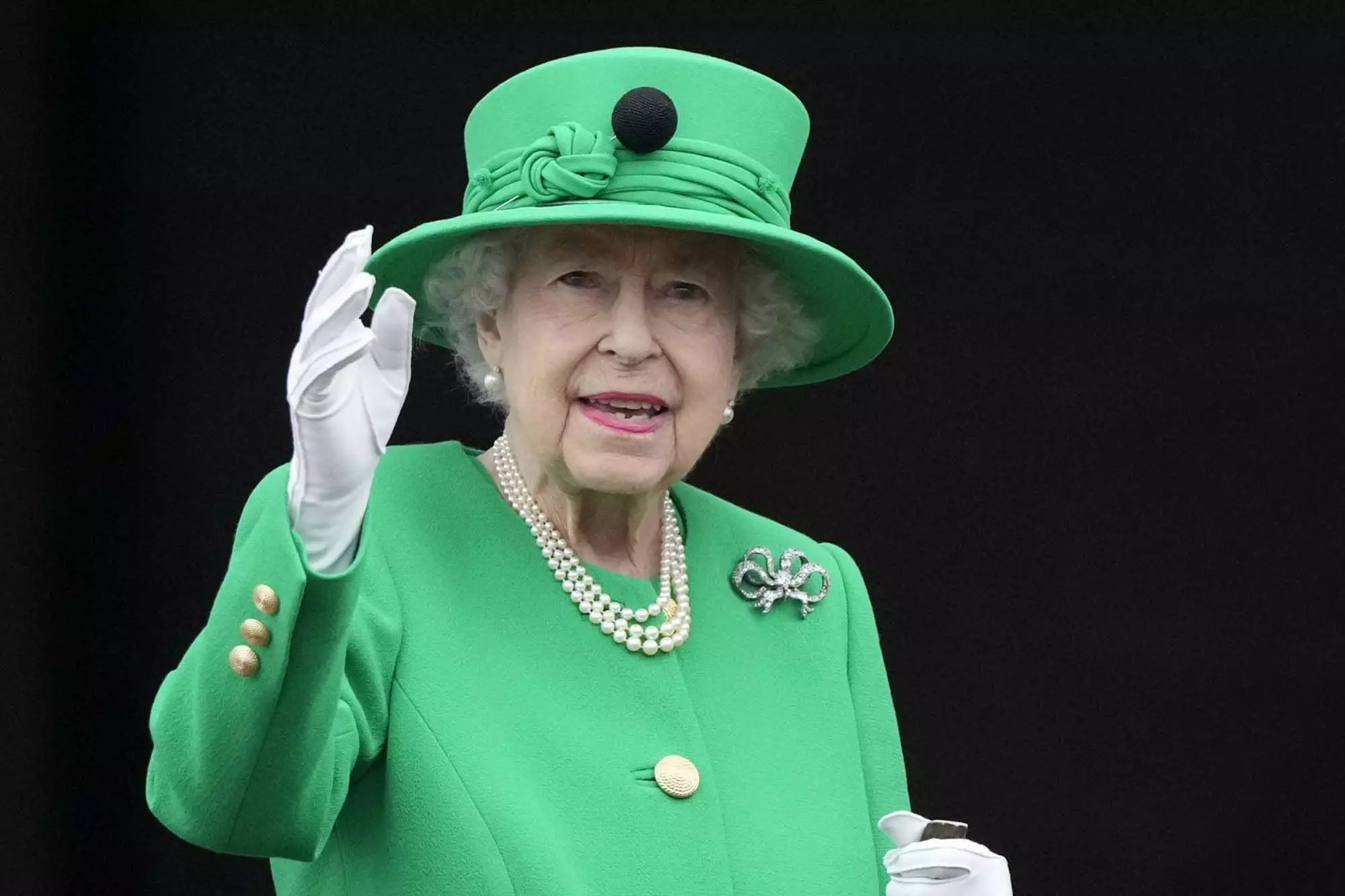 ratu elizabeth ii ombak ti istana Buckingham di ahir perayaan jubileum na