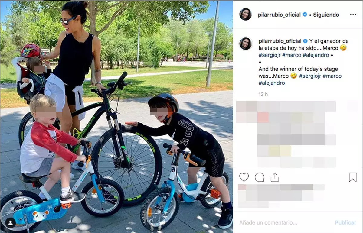 Pilar Rubio kører med sine tre børn på cykel