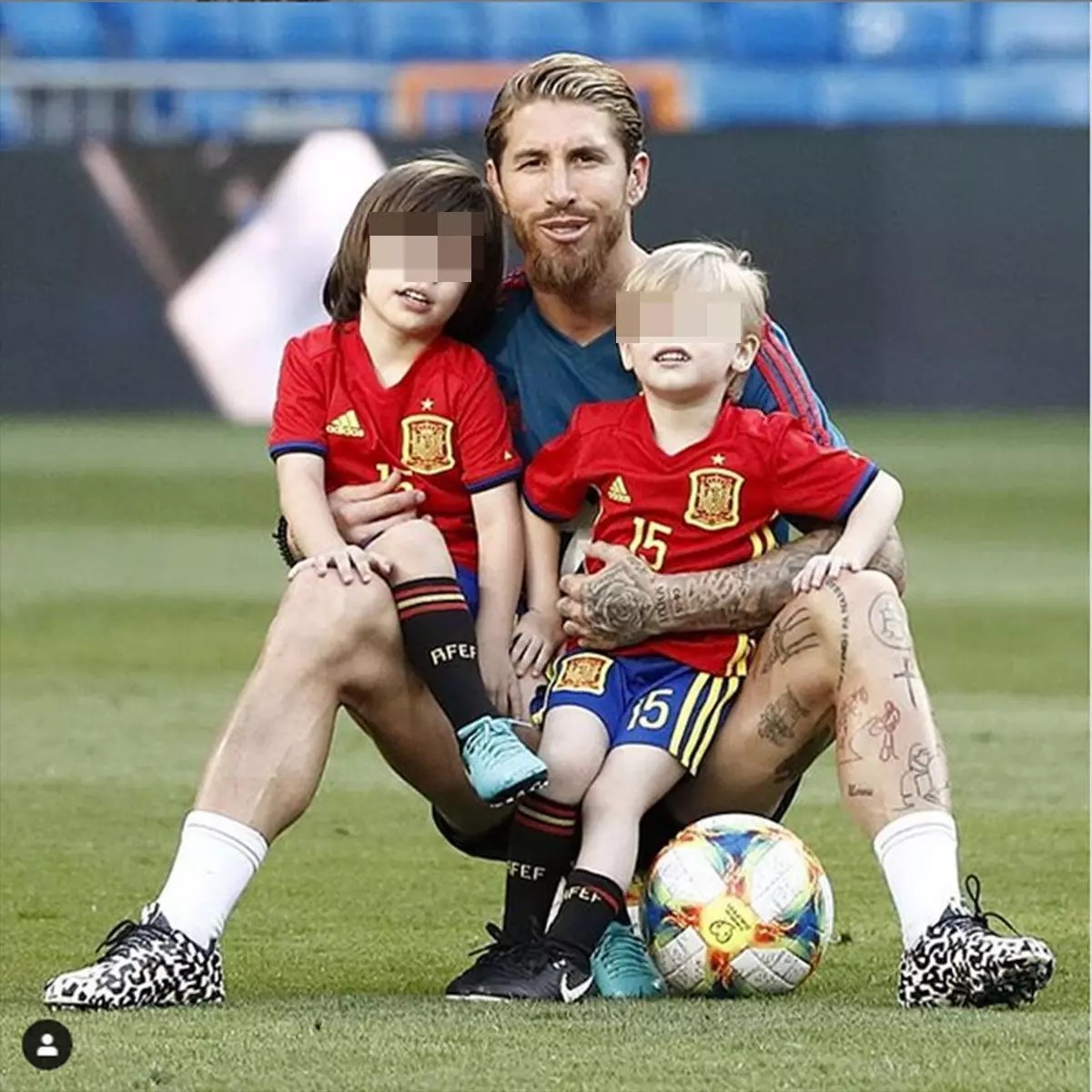 Sergio Ramos bersama putranya Sergio dan Marco dalam latihan