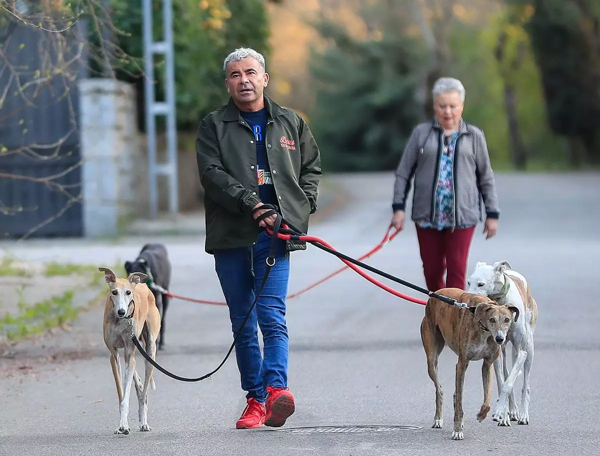 Хорхе Хавьер Васкес и его мать выгуливают собак