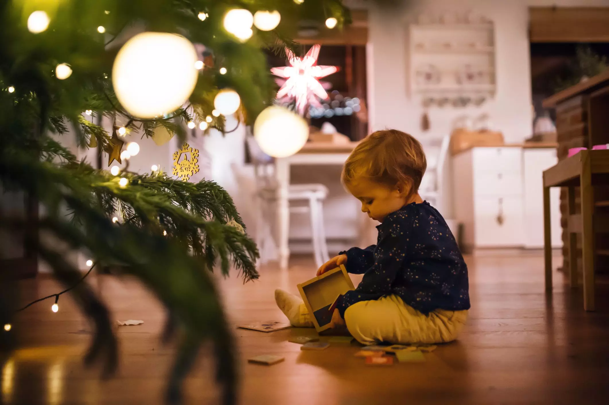 väike poiss jõulude ajal mängimas