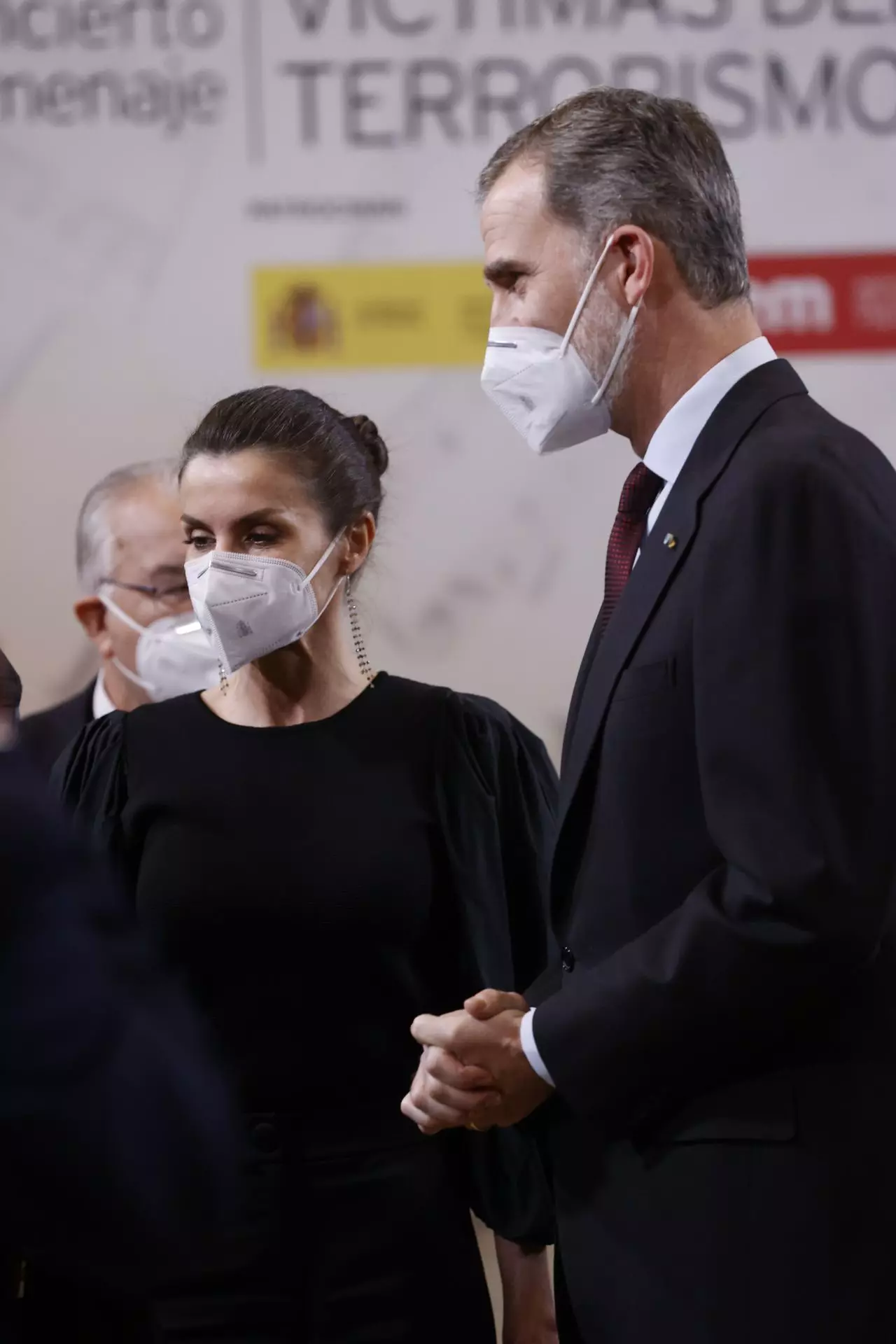 letizia escolhe 'total black' para show das vítimas dos 11m