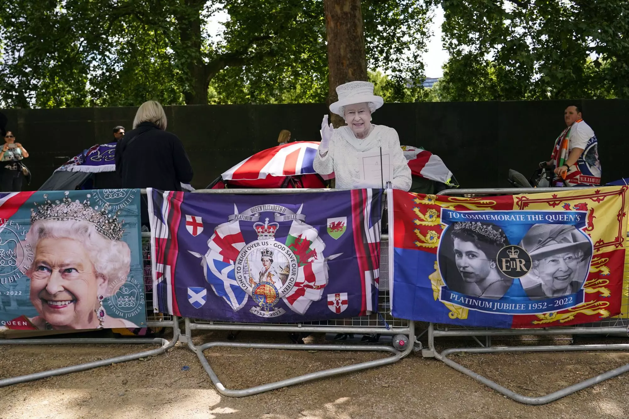 a brit királynő arcát ábrázoló zászlók díszítik a londoni bevásárlóközpontot, mielőtt a „színt hozták”