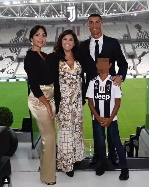 Georgina Rodríguez ndhukung Cristiano Ronaldo: kulawarga ing presentasi pemain bal-balan