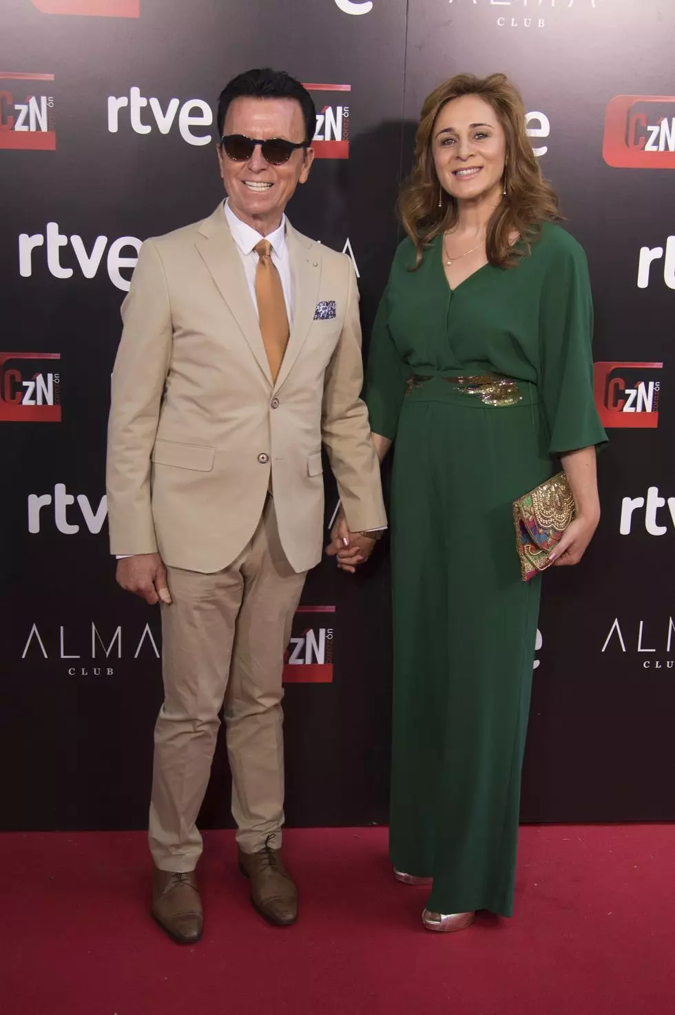 Ortega Cano e Ana Maria Aldon posando de mãos dadas em photocall