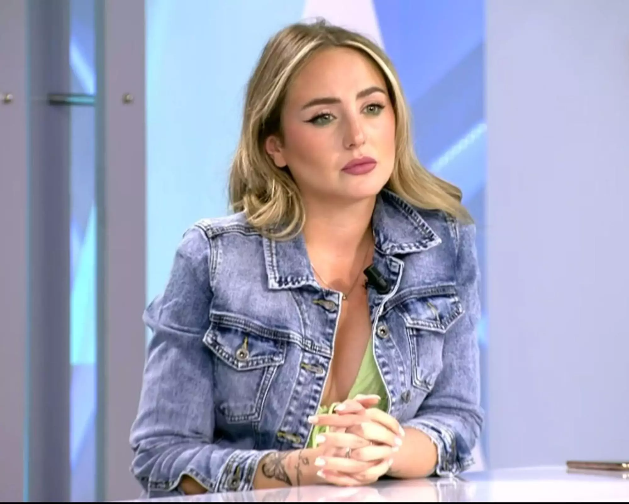 hčerka antonija davida floresa z jeans jakno na snemanju telecinca