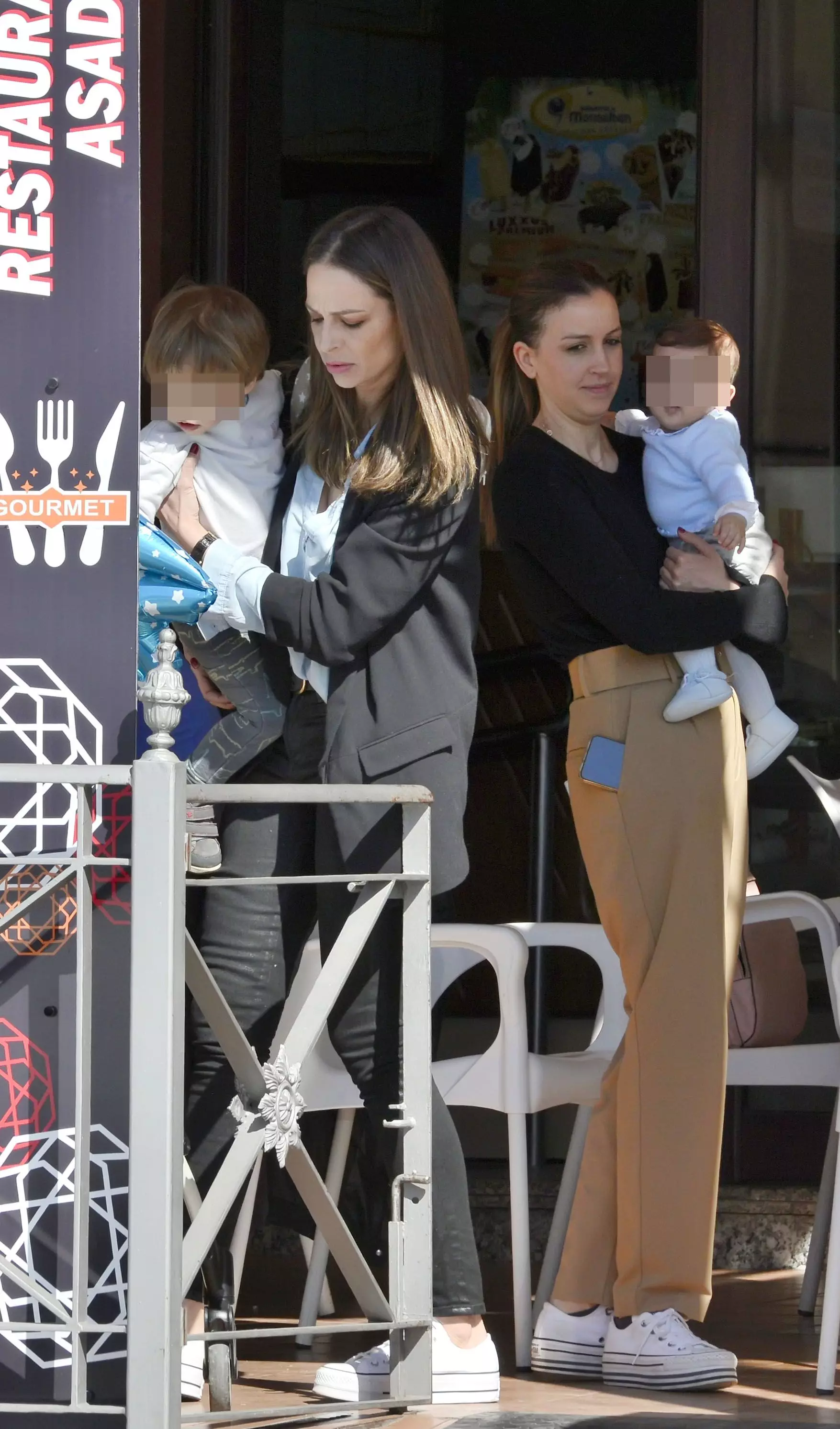 Eva González with her son Cayetano, her sister María and her nephew Martín in Seville