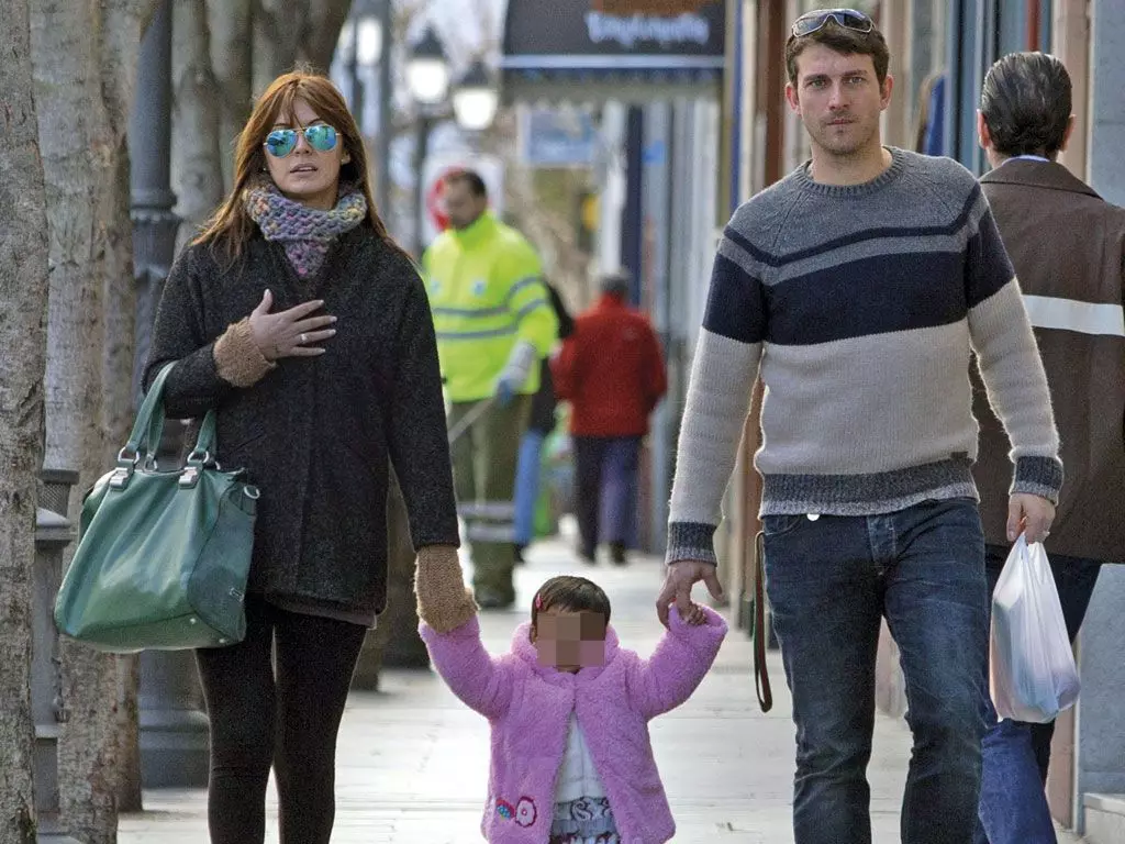 Merche, con Arturo e a súa filla, Ambika. Levan tres anos xuntos e a nena, adoptada, chegou pouco despois de que comezase a relación.