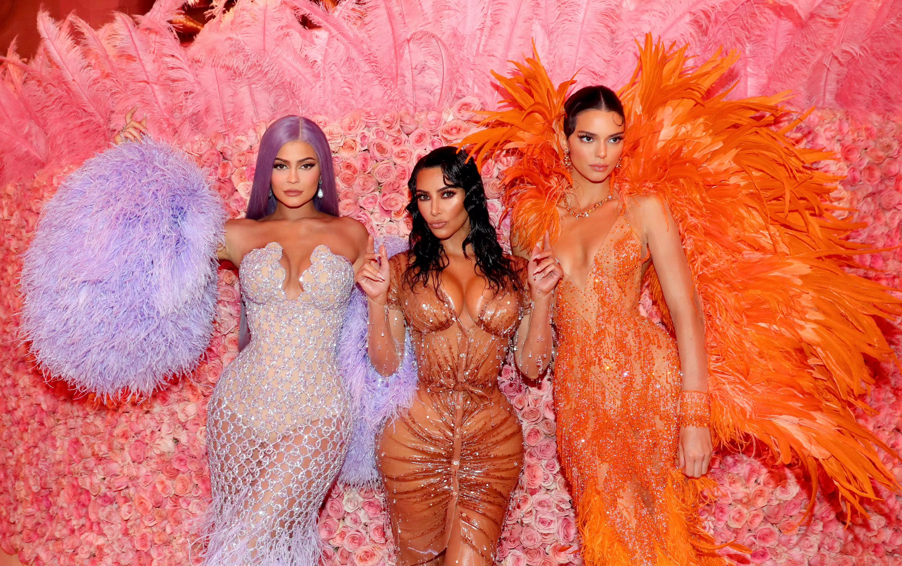 new york, new york 06 พฤษภาคม 06 ความคุ้มครองพิเศษ kylie jenner, kim kardashian west และ kendall jenner เข้าร่วมงาน 2019 met gala เฉลิมฉลองบันทึกย่อของค่ายเกี่ยวกับแฟชั่นที่พิพิธภัณฑ์ศิลปะเมโทรโพลิแทนเมื่อวันที่ 6 พฤษภาคม 2019 ในภาพถ่ายเมืองนิวยอร์กโดย kevin tachmanmg19getty images for the พบกับพิพิธภัณฑ์สมัยนิยม