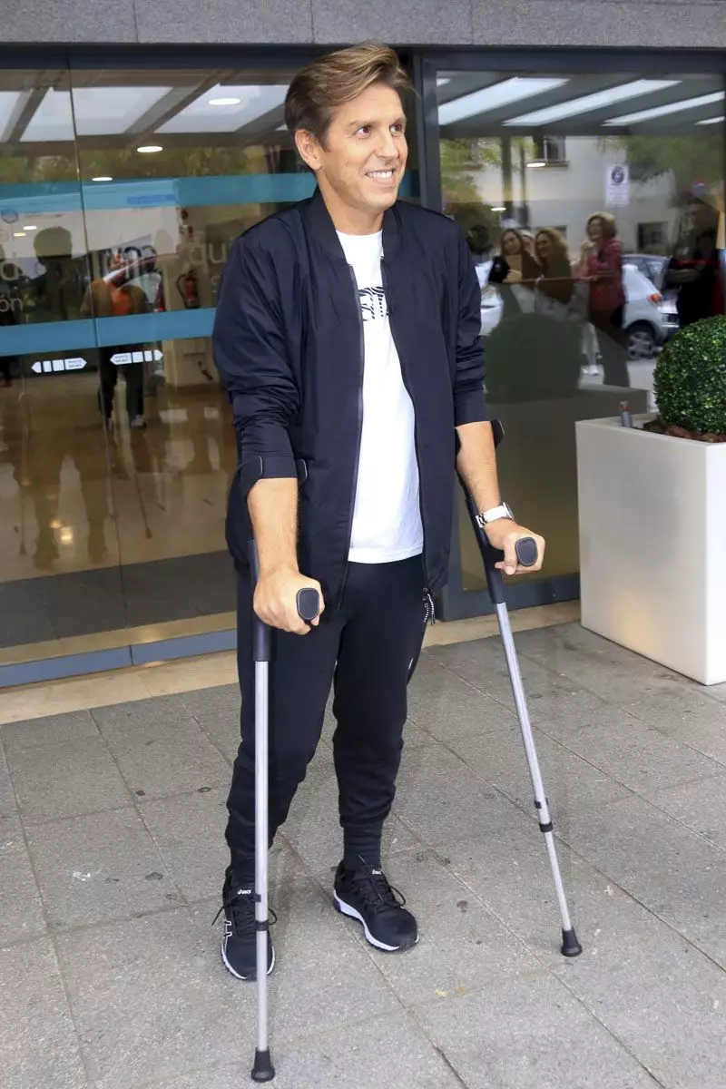 Manuel Diaz crutches