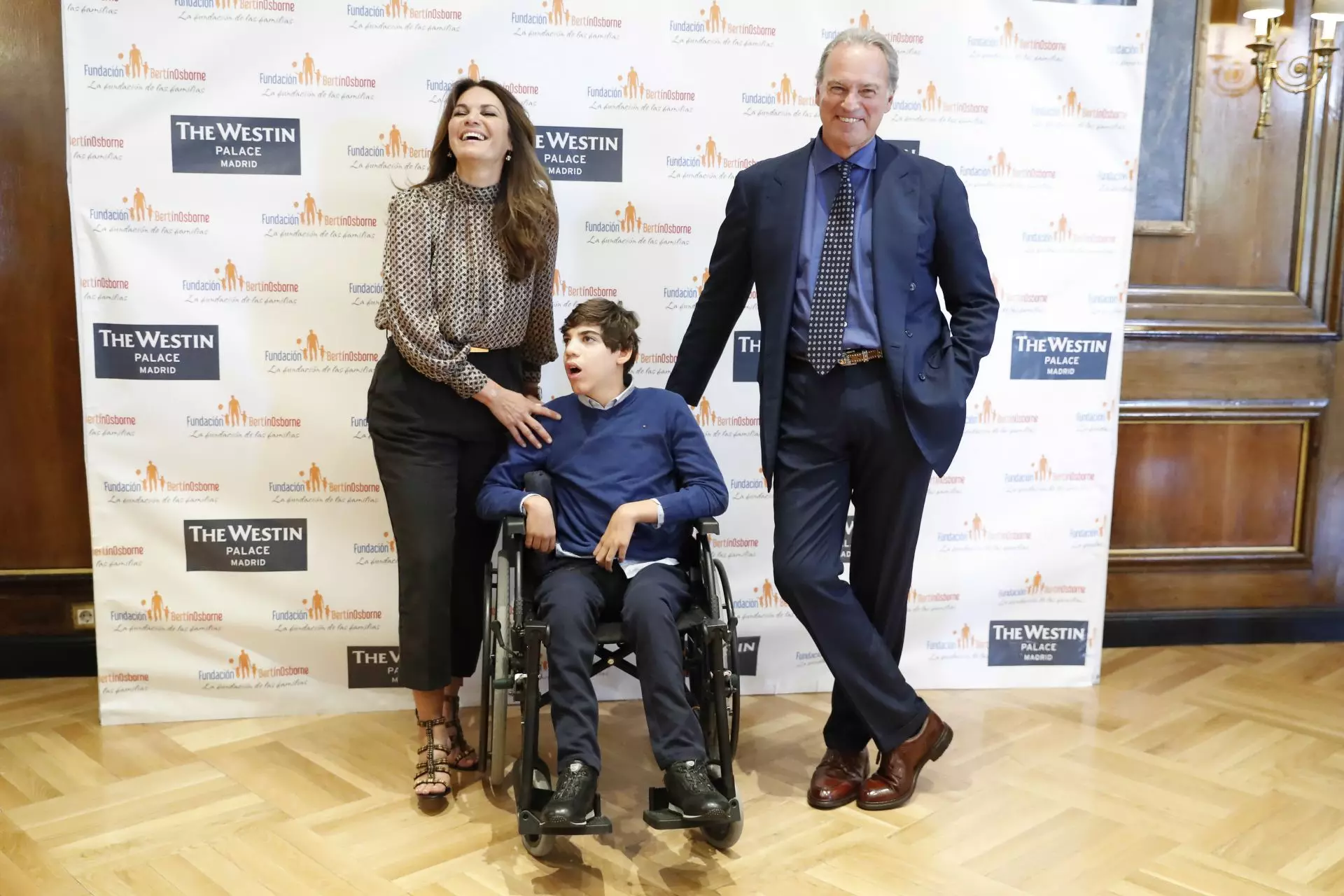 Fabiola Martínez et Bertín Osborne avec leur fils Gtres