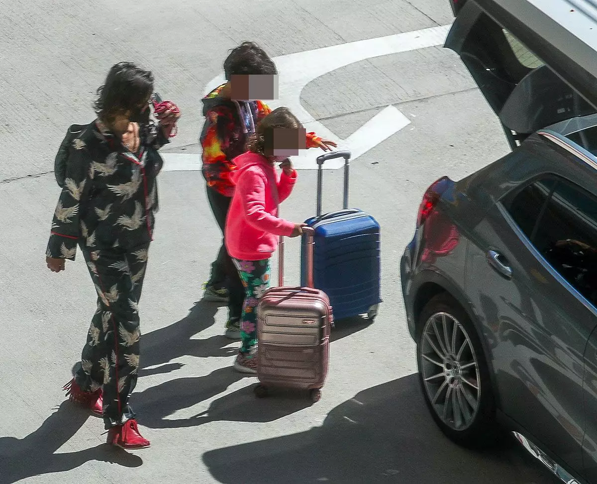 Raquel Perera e os seus fillos Dylan e Alma aterran no aeroporto de Madrid