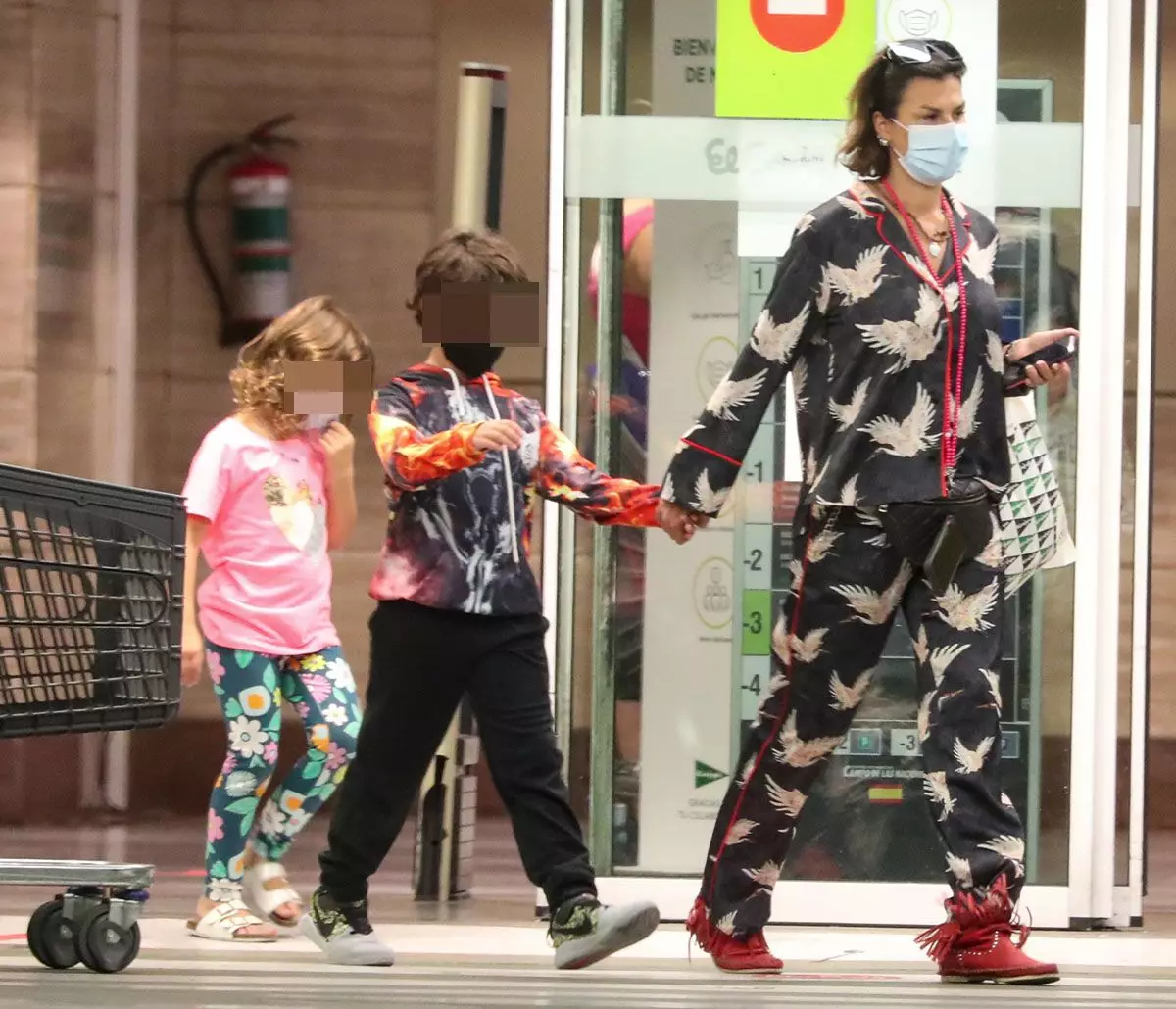 raquel perera e os seus fillos dylan e alma visitan un centro comercial de madrid