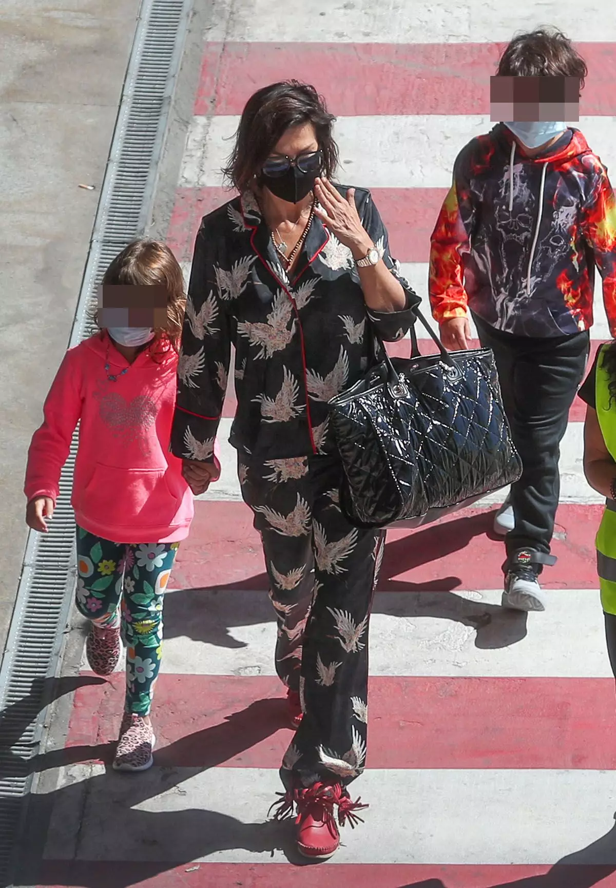 Raquel Perera e os seus fillos Dylan e Alma aterran no aeroporto de Madrid