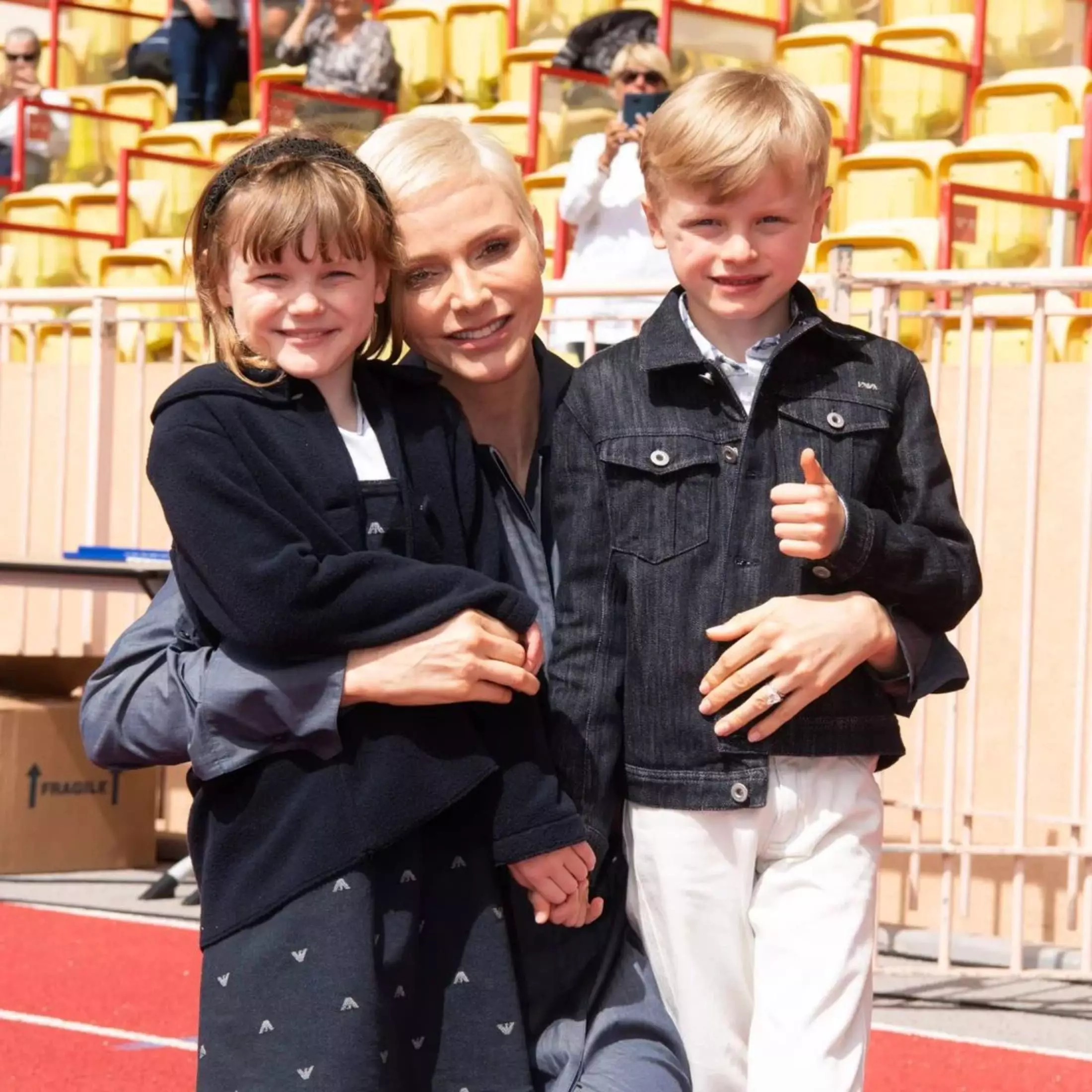 Charlene z Monaka s úsměvem obklopená svými dvojčaty