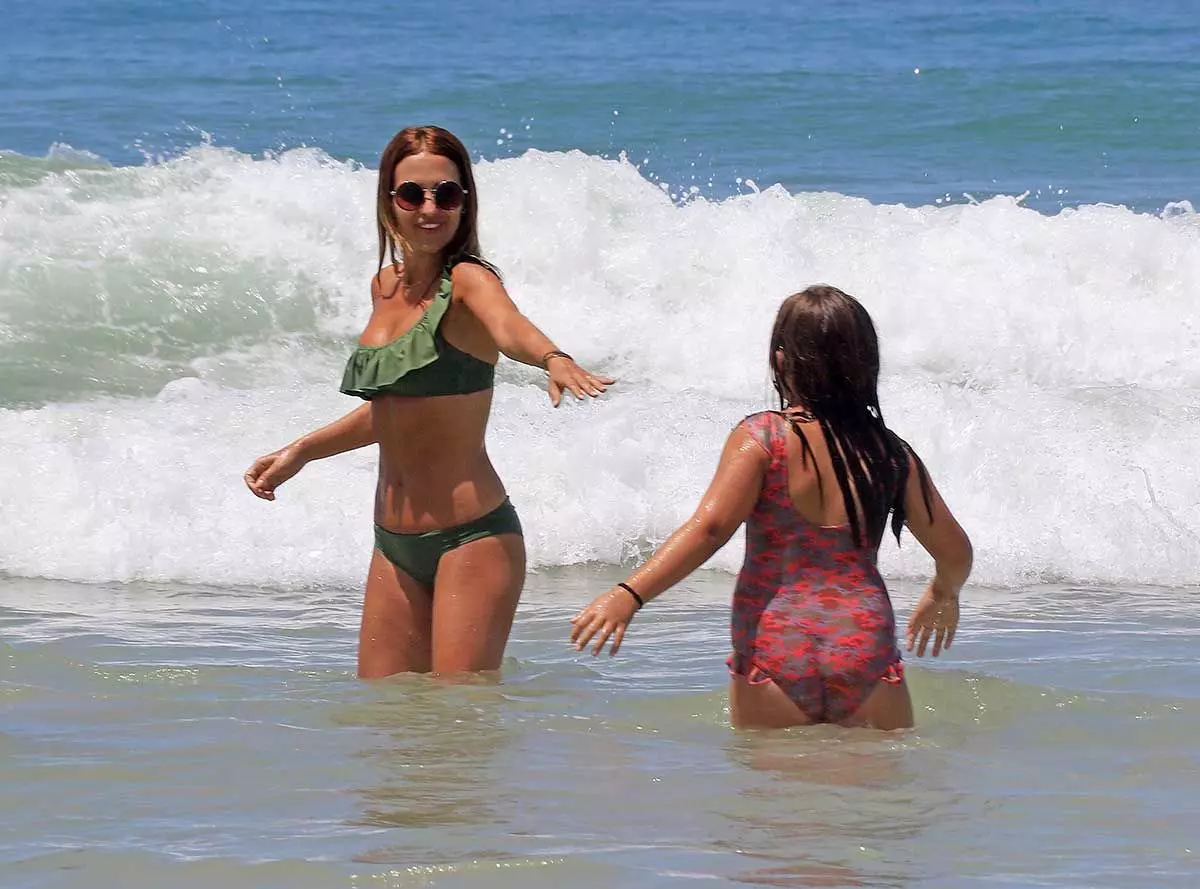 Paula Echevarría dan putrinya Daniella di pantai Cádiz