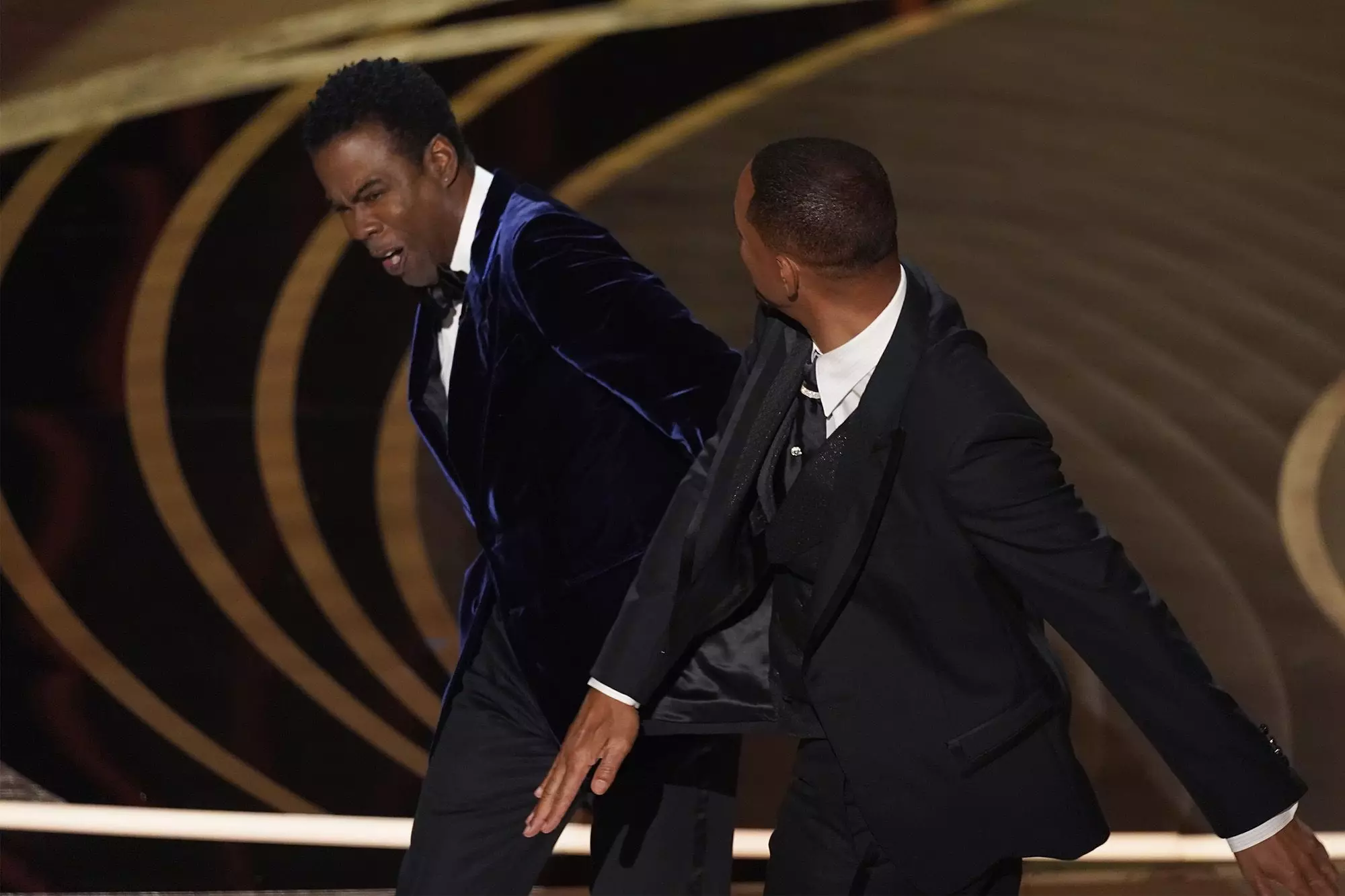 Azakubita hit chris rock kuri oscars kugirango agire icyo avuga kubyerekeye umusatsi wumugore we, jada pinkett