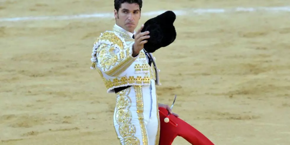 Matador، ساتیرۍ، د ترسره کولو هنرونه، بلینګ، د بیل فټینګ، د سپورت ځای، دود، فعالیت، د څارویو سپورت، بوین،