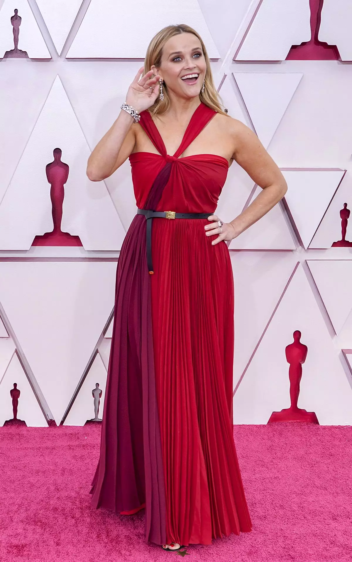 Rīza Viterspūna pie 2021. gada Oskara sarkanā paklāja