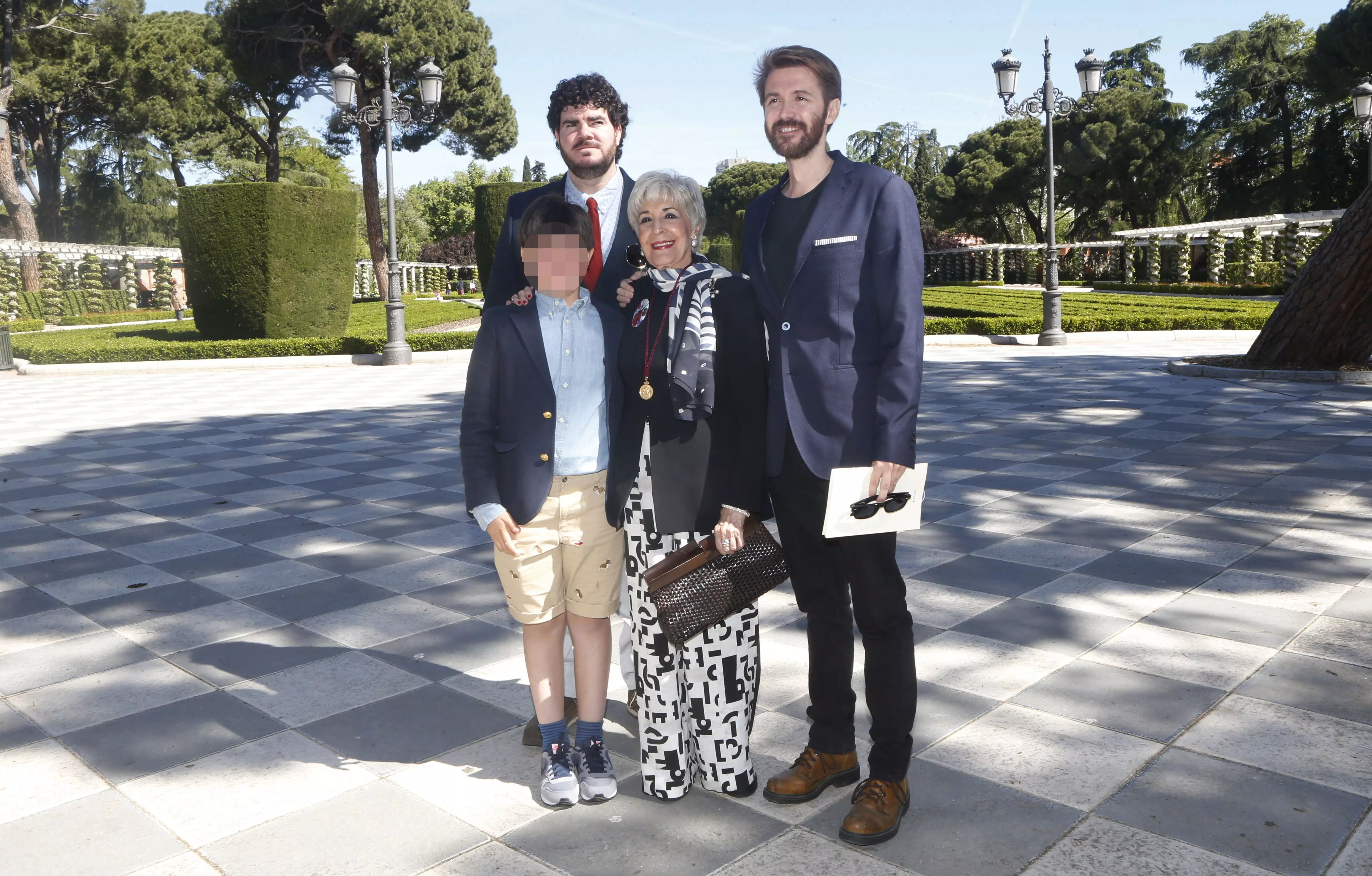 Concha Velasco med sine sønner Manuel og Paco, og hendes barnebarn Samuel