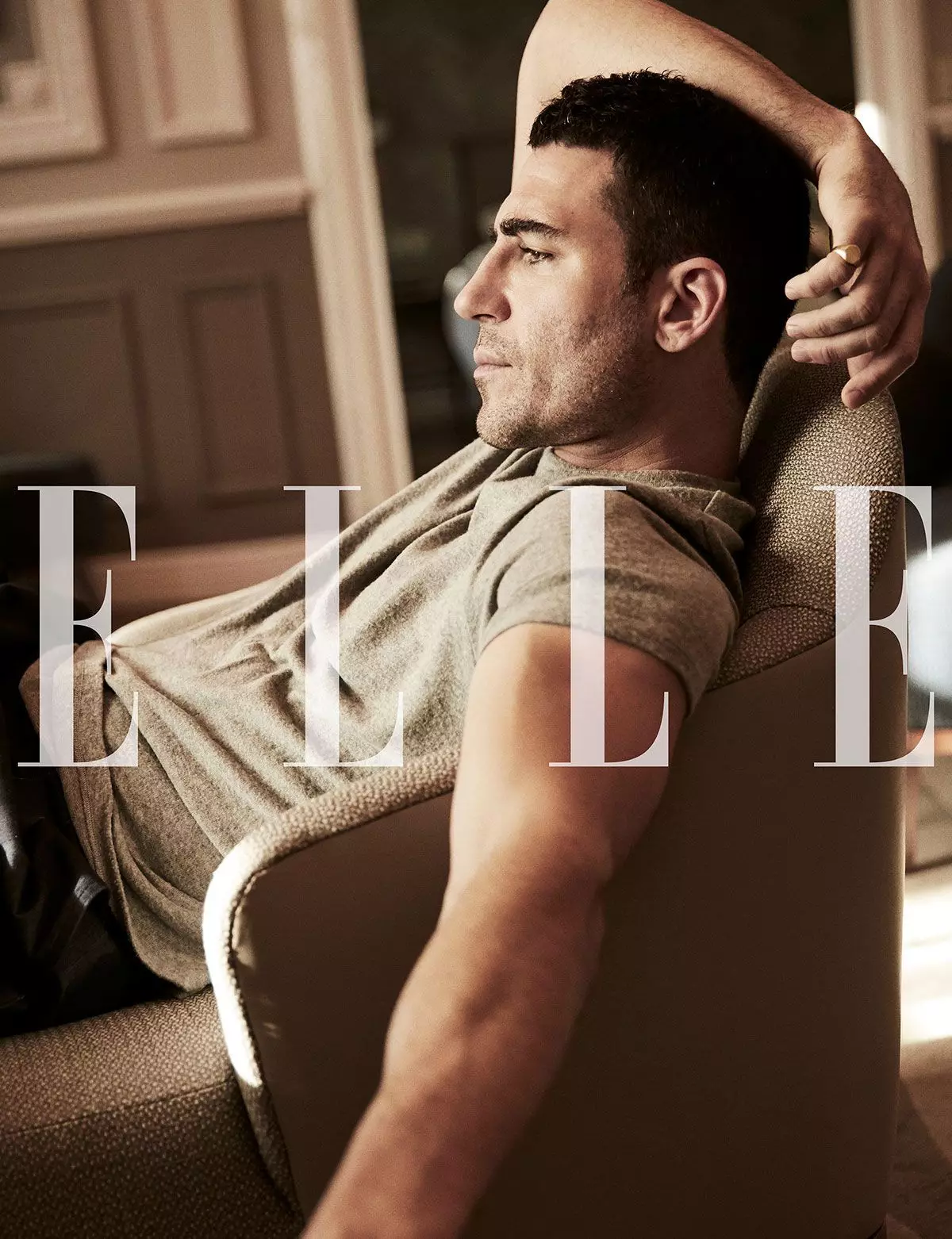 Miguel Ángel Silvestre โพสท่าให้กับนิตยสาร ELLE และสารภาพว่าเขาอาศัยอยู่ในสเปนอีกครั้ง