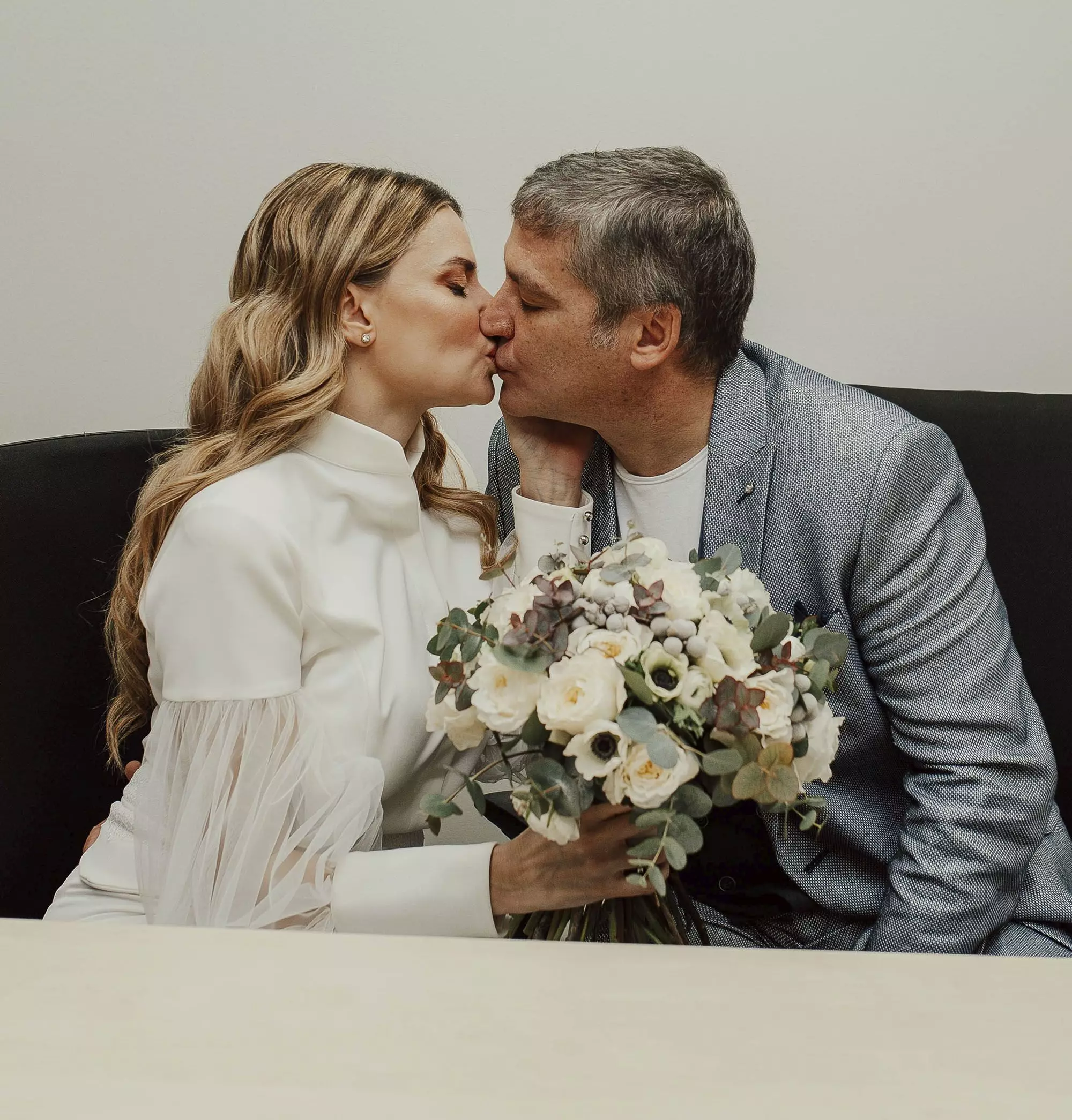 pár se políbí po podepsání zápisu o jejich civilní svatbě na radnici v barceloně