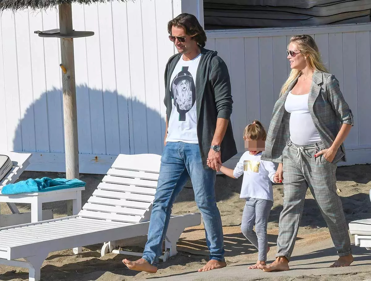 Patricia Montero, grávida, com Álex Adrover e sua filha Lis em Marbella