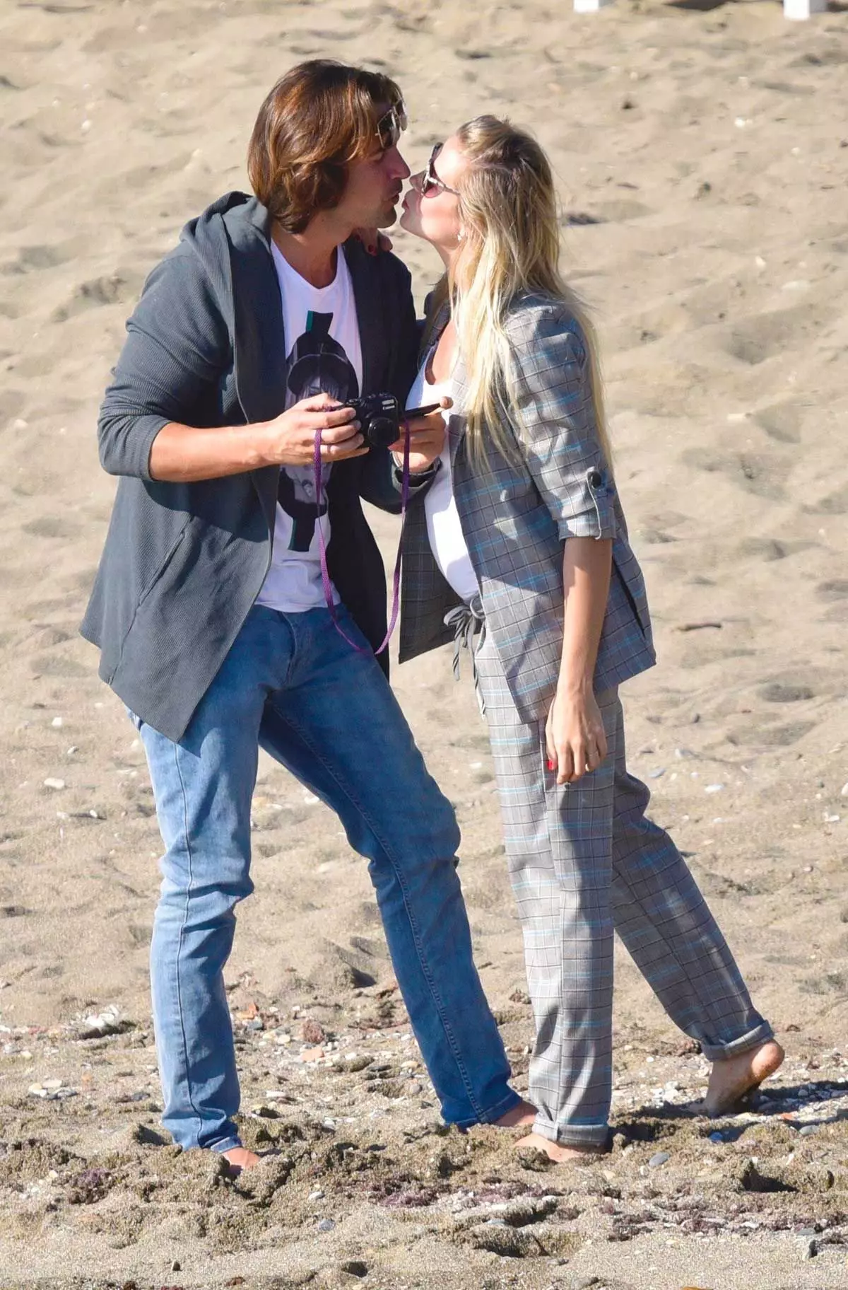 Álex Adrover e Patricia Montero, grávidas, na praia de Marbella