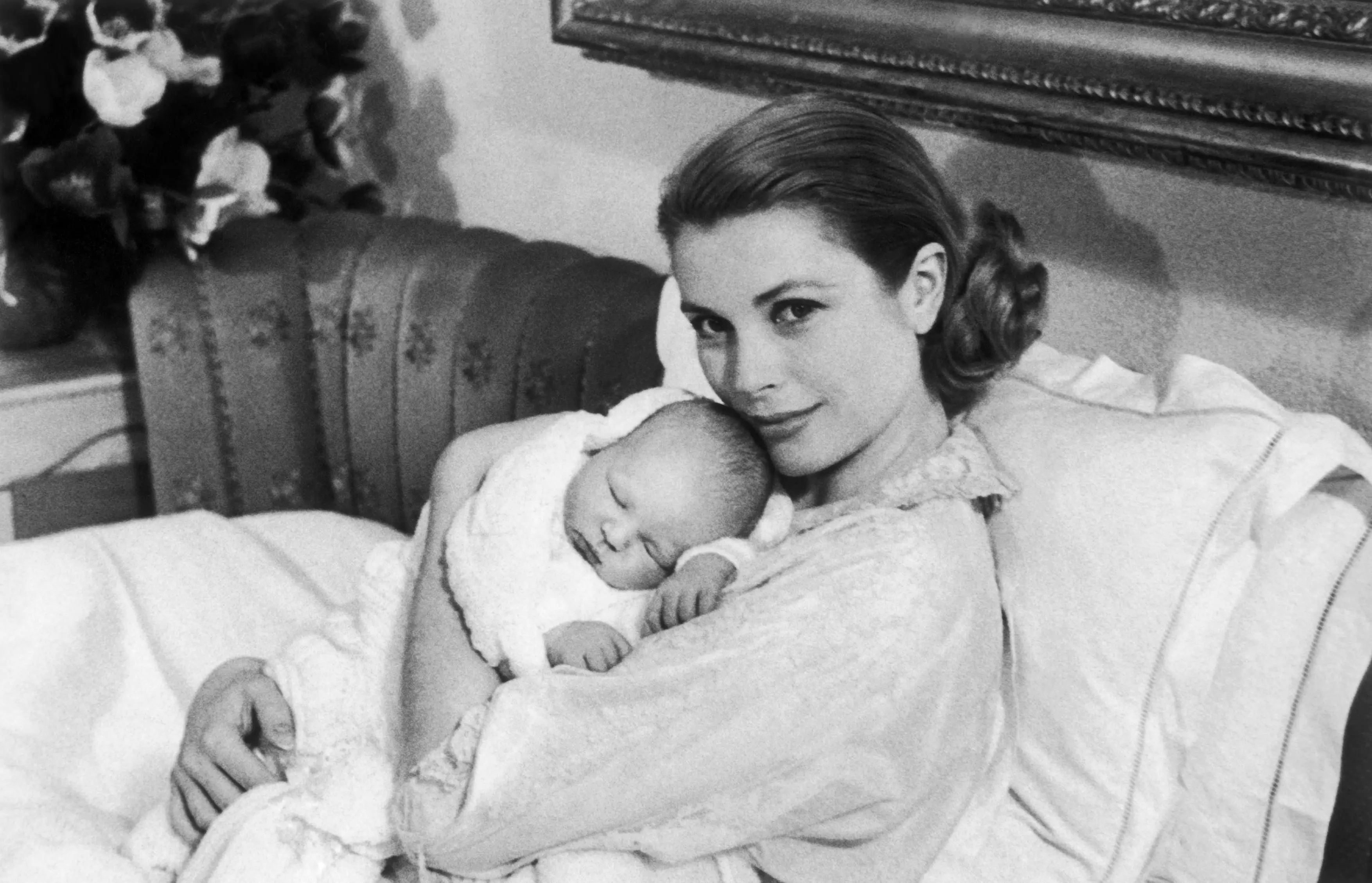 monacói hercegnő és Albert újszülött herceg 1958-ban