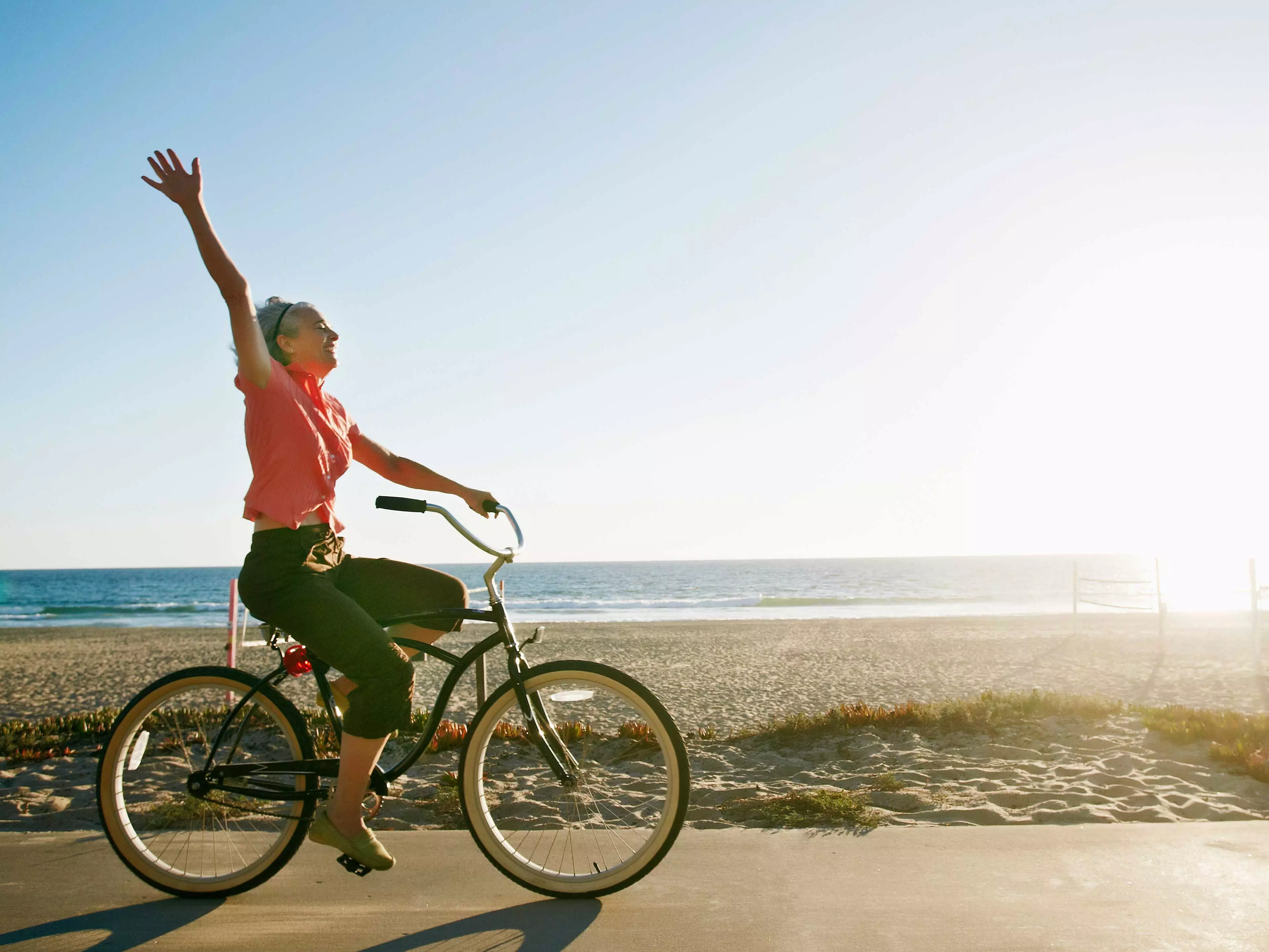थकान कम करने के उपाय: परिपक्व महिला साइकिल की सवारी करती है
