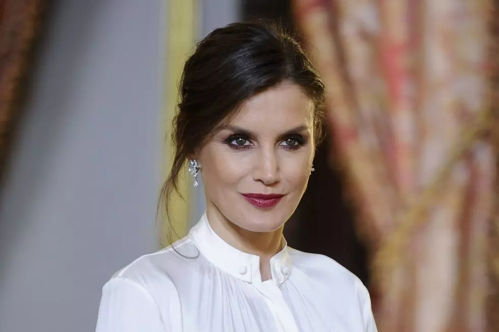 Letizia királynő fehérbe öltözve pózol