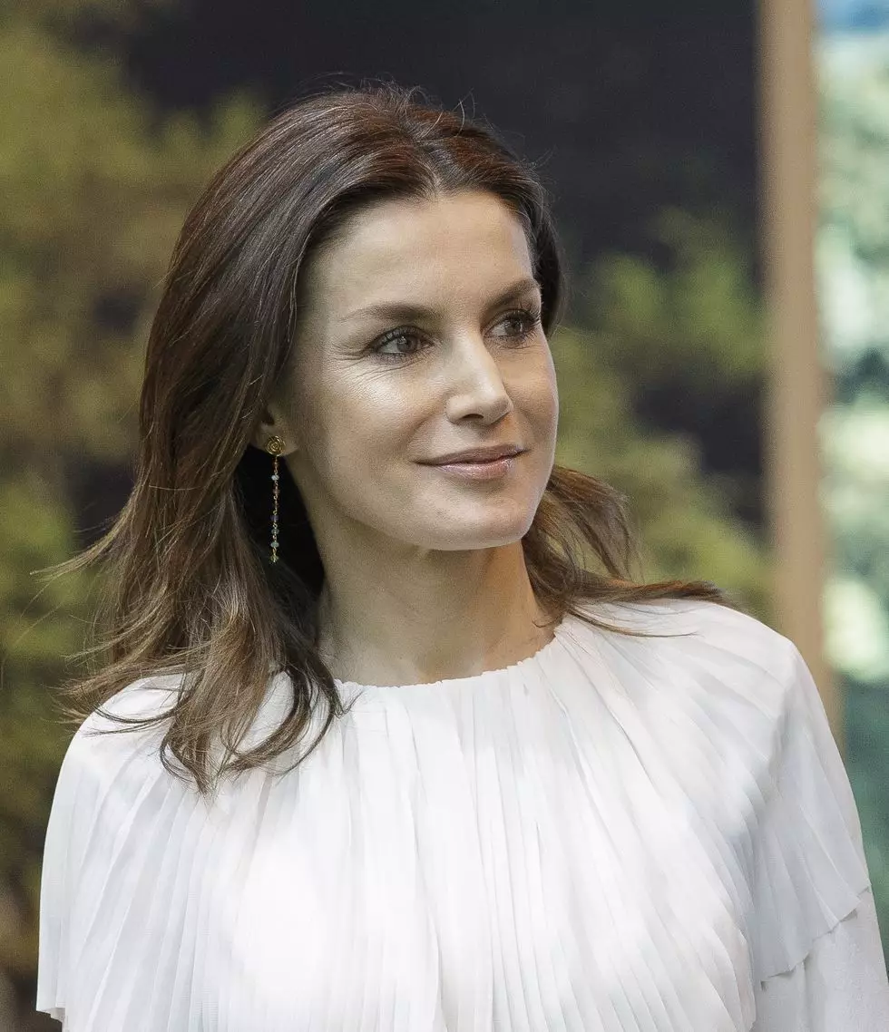 Letizia királynő a szélben lévő hajával fényképezett