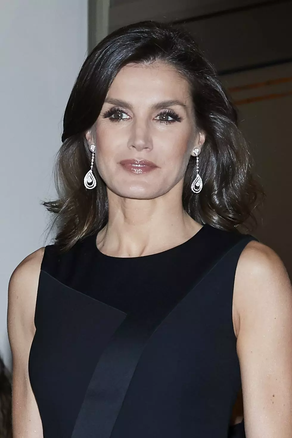 Letizia királynő feketébe öltözve pózol