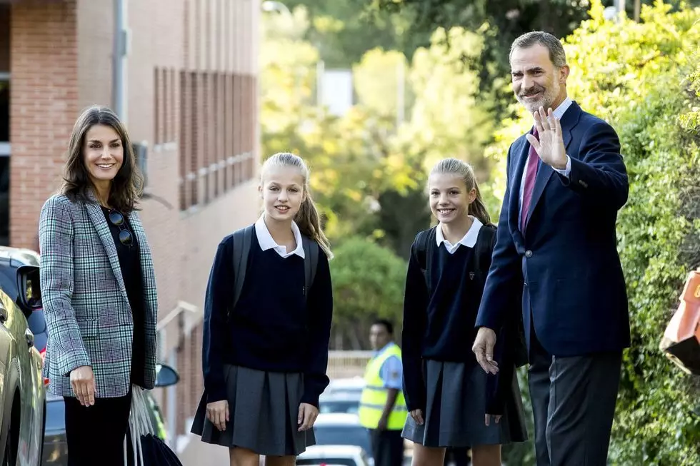 regina letizia, regele felipe vi, infanta sofia și prințesa leonor, pozând în prima zi de școală pentru fante