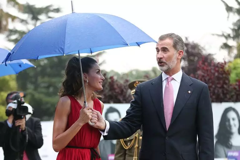 Letizia királynő és Felipe király együtt esernyőt tartanak