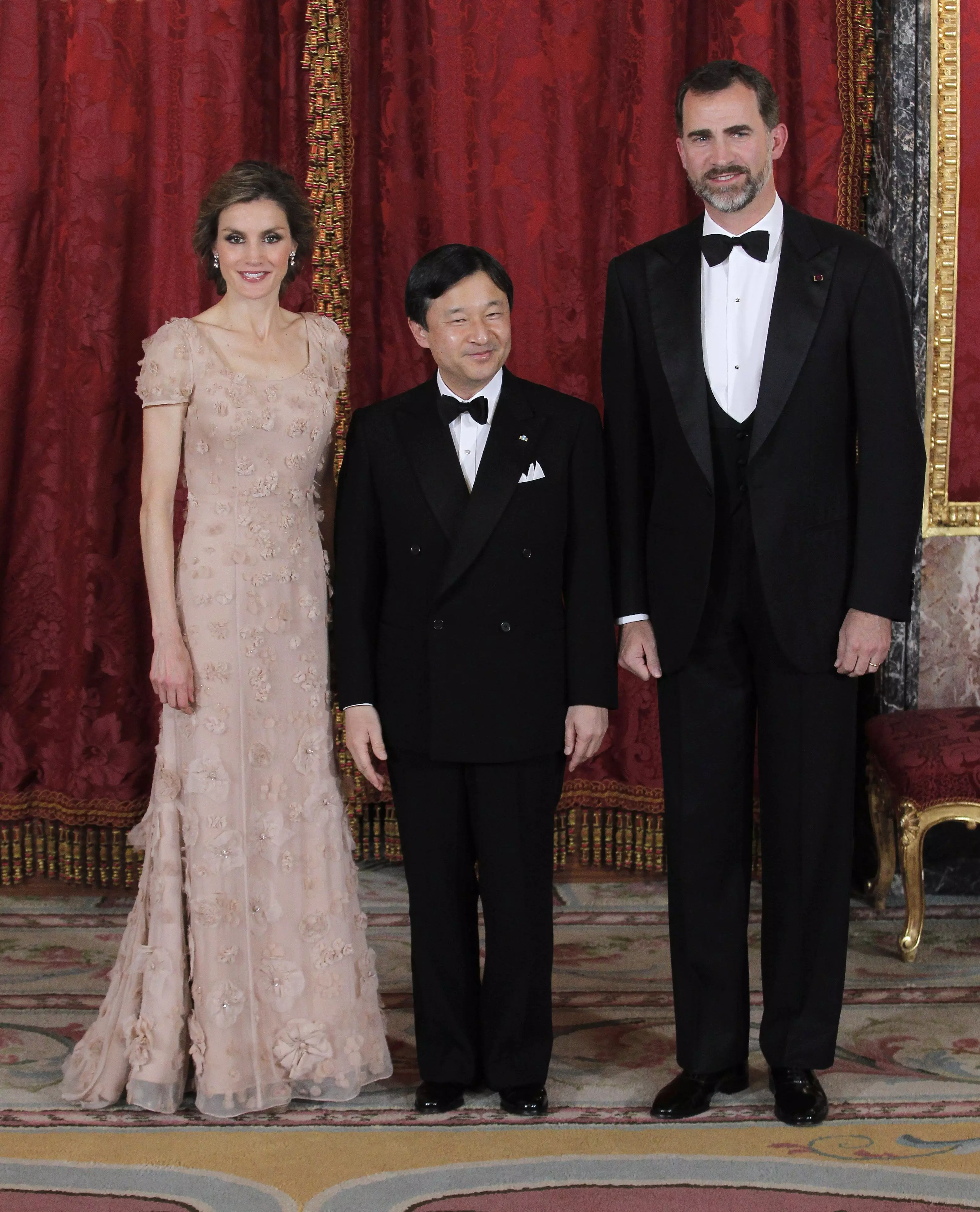 Letizia királynő, Felipe király és Naruhito herceg ünnepi vacsorán pózol a madridi királyi palotában