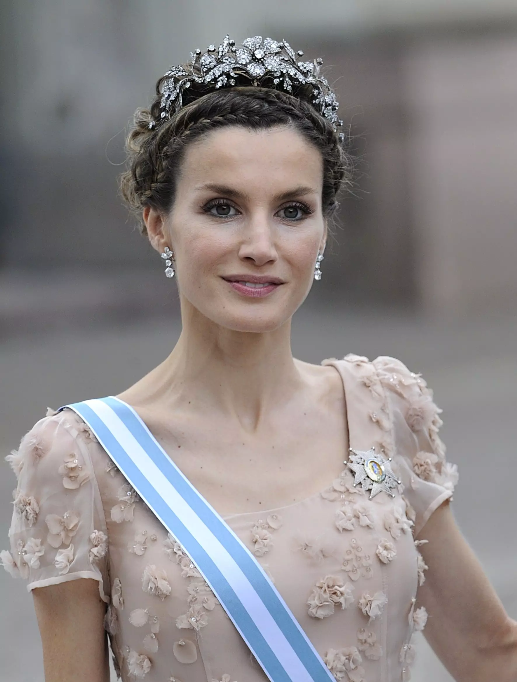 regina letizia pozand purtand o tiara pe cap