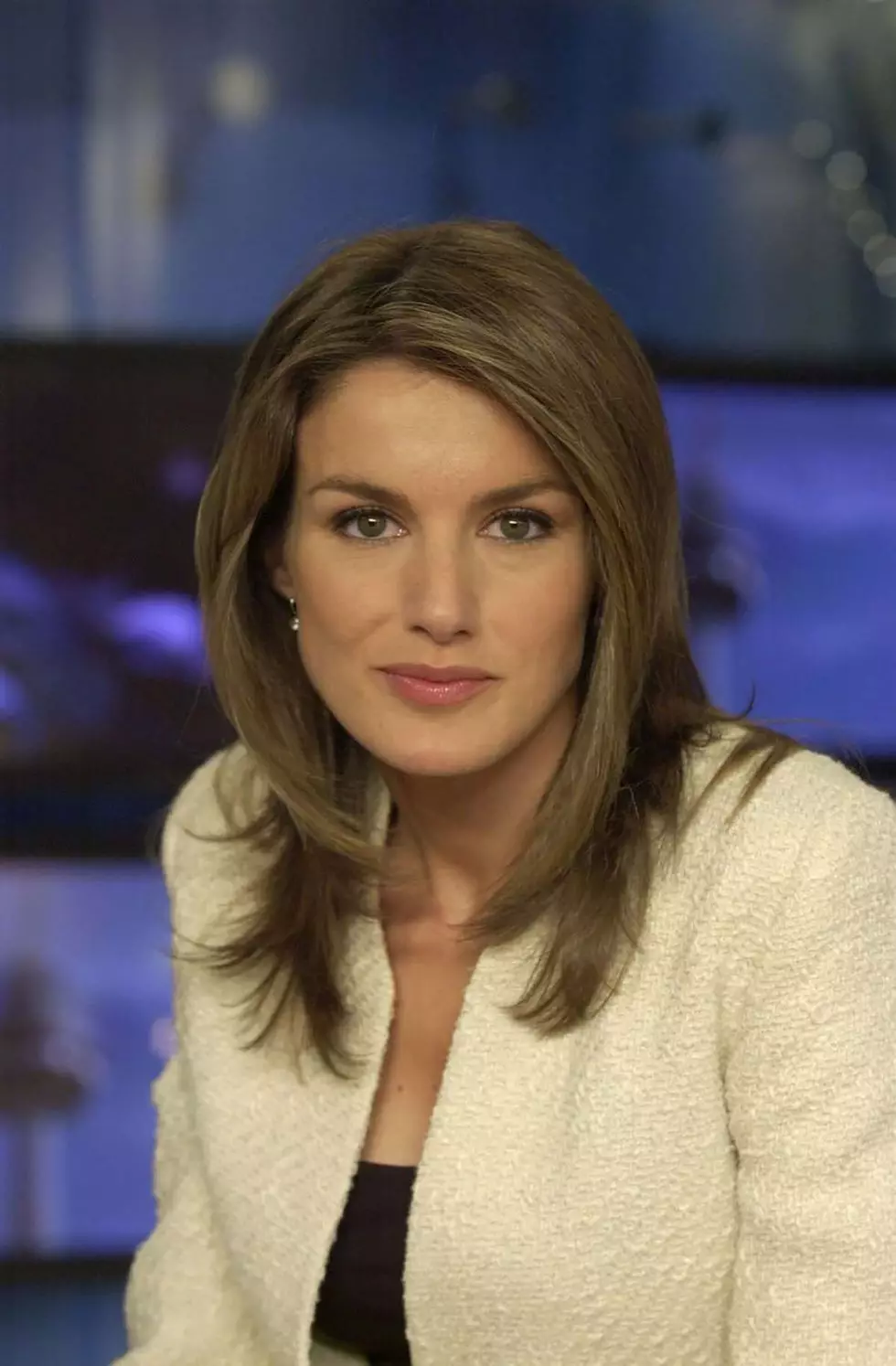 actuala regină letizia pozând pe o placă de televiziune când era jurnalistă