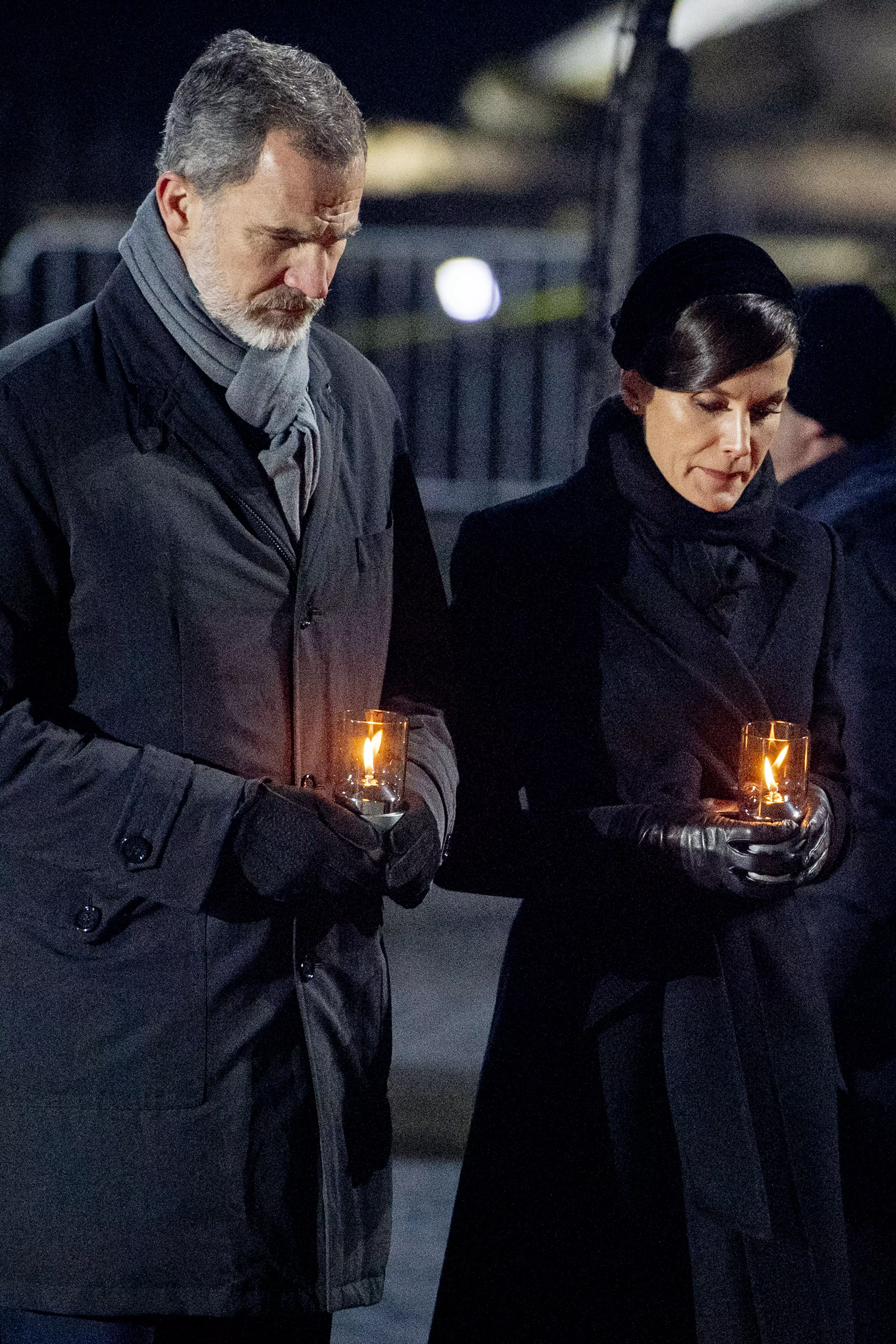 regina letizia și regele felipe cu lumânări la monumentul de la Auschwitz pentru a comemora 75 de ani de la eliberarea orașului Auschwitz