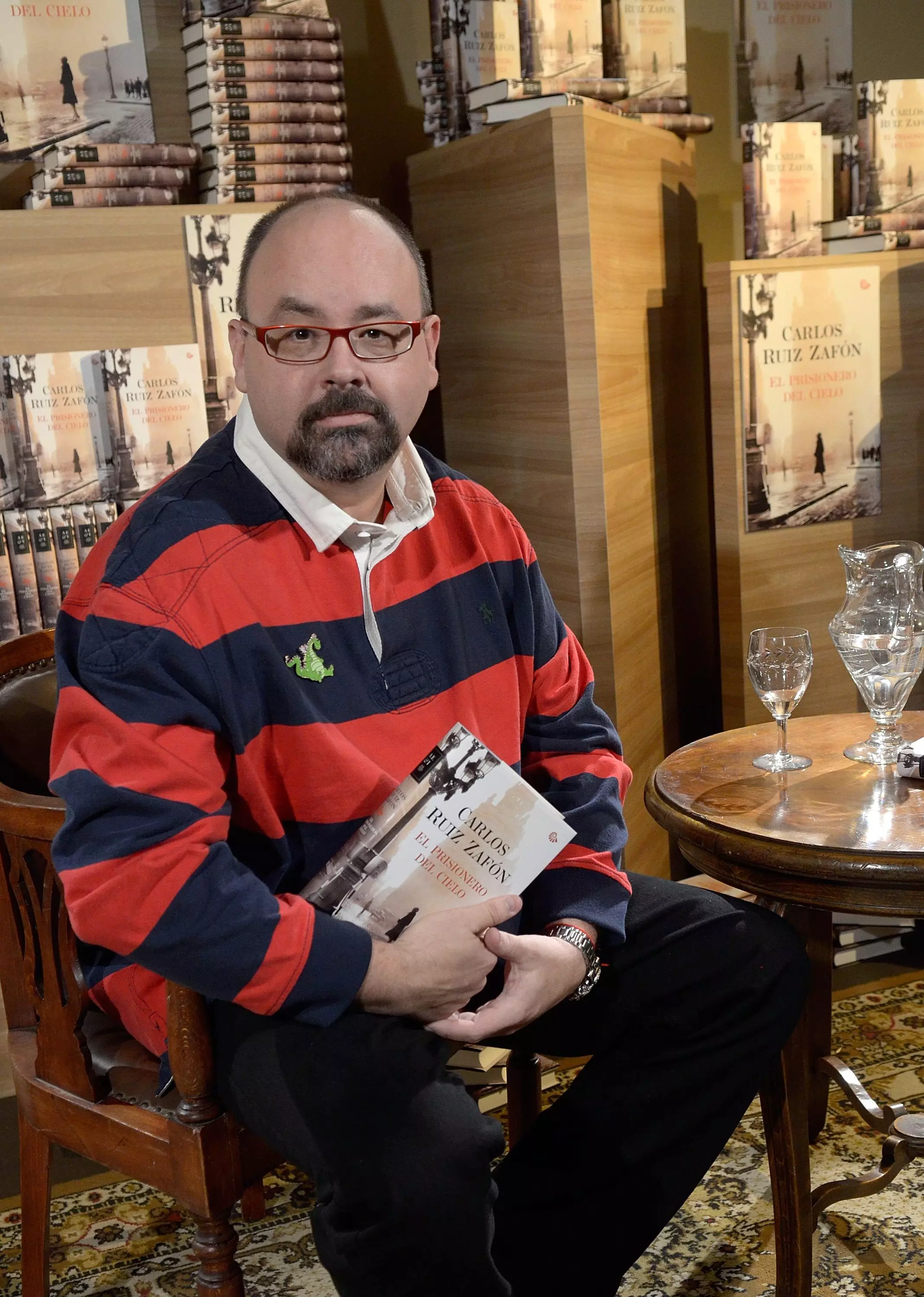 carlos ruiz zafon lança novo livro 'o prisioneiro do céu' em barcelona