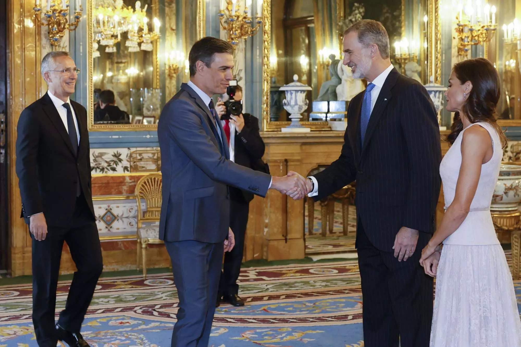 madrid, 30052022 a kormány elnöke, pedro s√°nchez 2i köszönti Felipe vi 2d királyt Letizia d királynővel és a NATO főtitkárával, Jens Stoltenberg i-vel a királyi palotában tartott hivatalos ebéd előtt hétfőn Spanyolország NATO-csatlakozásának 40. évfordulója