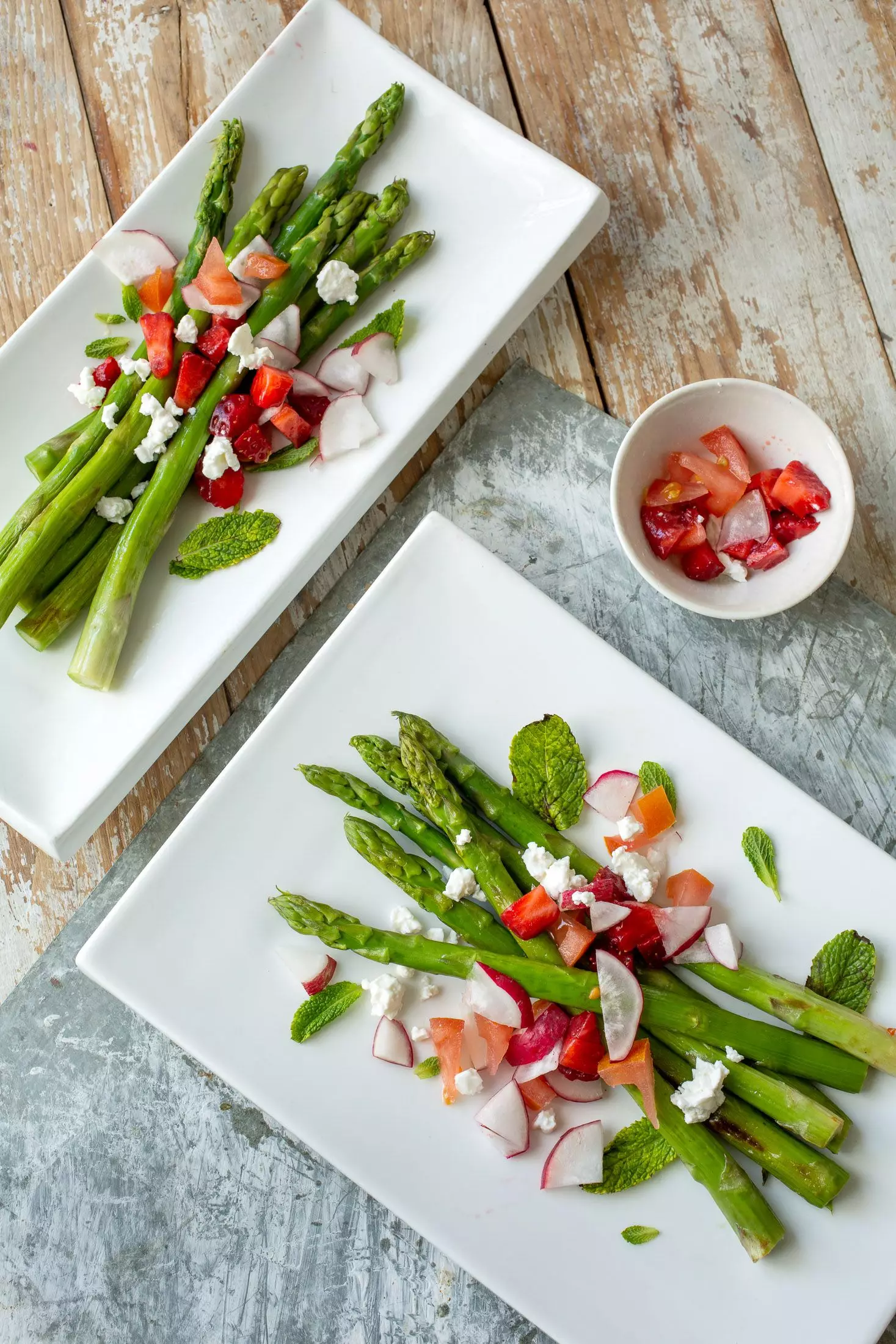 asparagus e nang le salate ea ciliegia le fragola