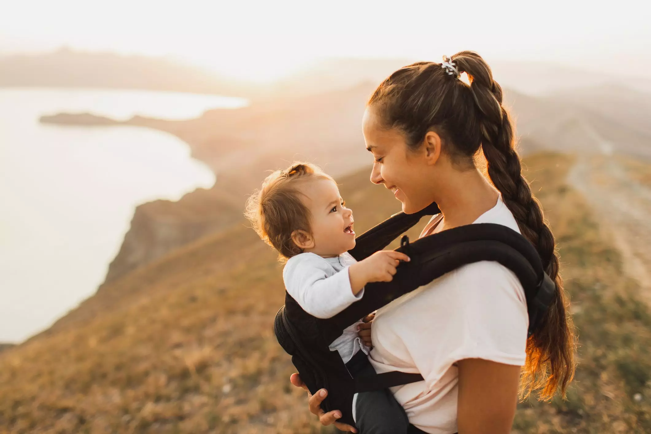 kadın seyahat ve askı aktif yaşam tarzı yürümeye başlayan bebek ile yürüyüş