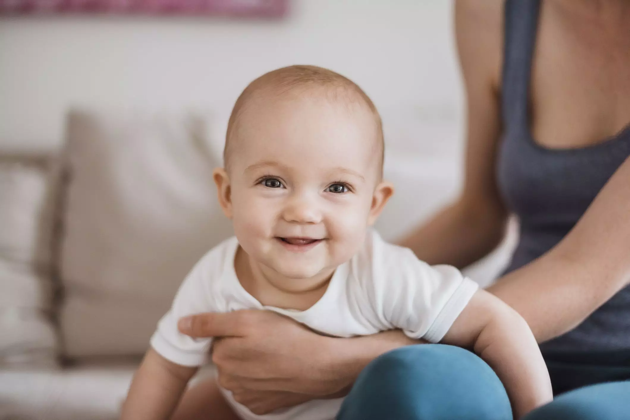 kız bebek kollarında