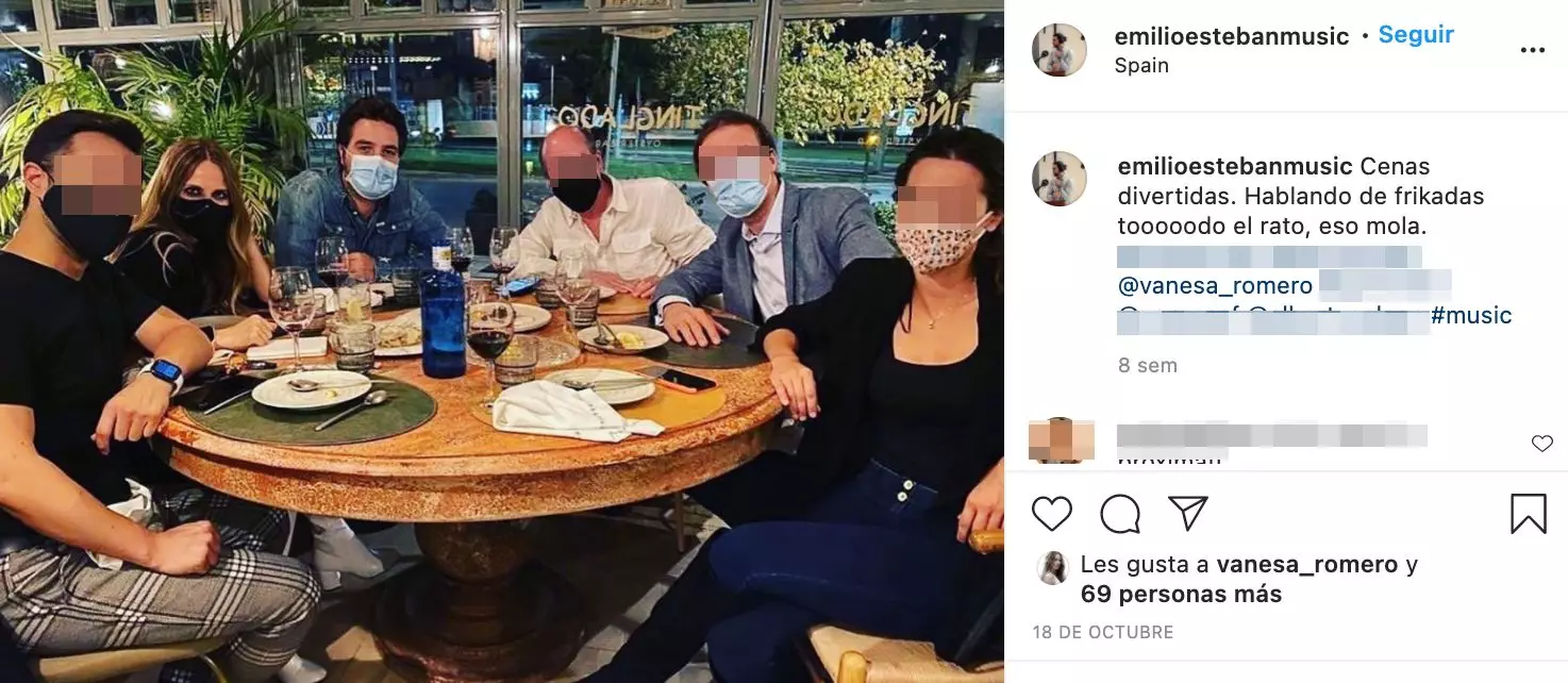 ヴァネサ・ロメロと彼女のボーイフレンドのエミリオ・エステバンは、2020 年 10 月に友人と夕食を共にしました